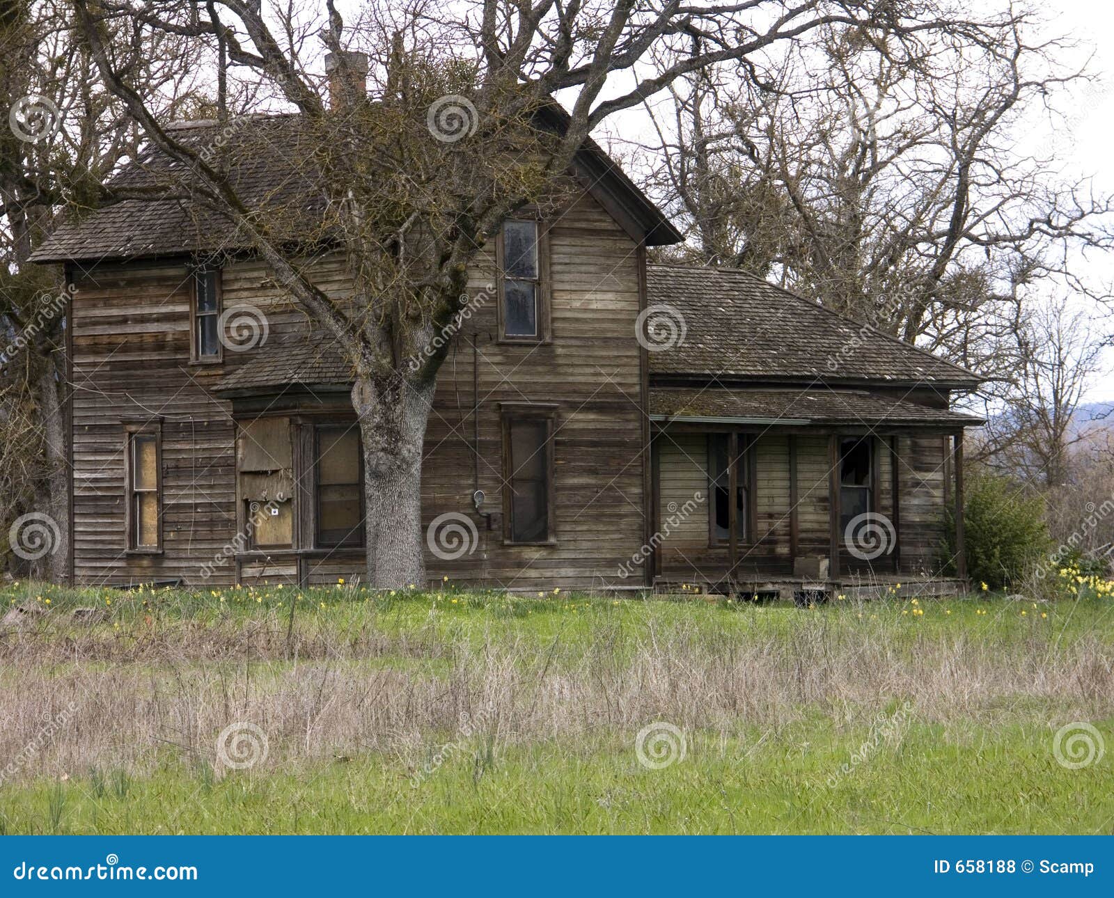 Old Rundown Farmhouse With Barn Run Down Farm House Pioneer Prairie