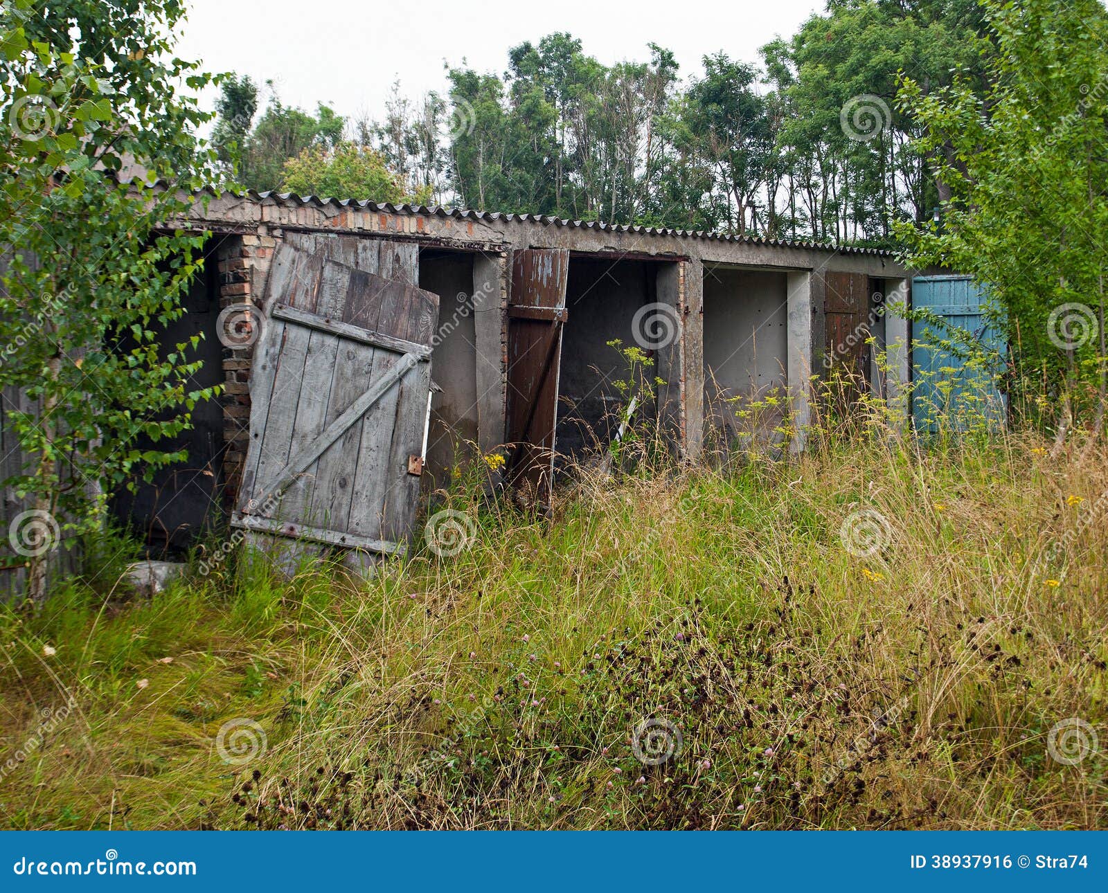 Old abandoned garage stock photo. Image of architecture - 38937916