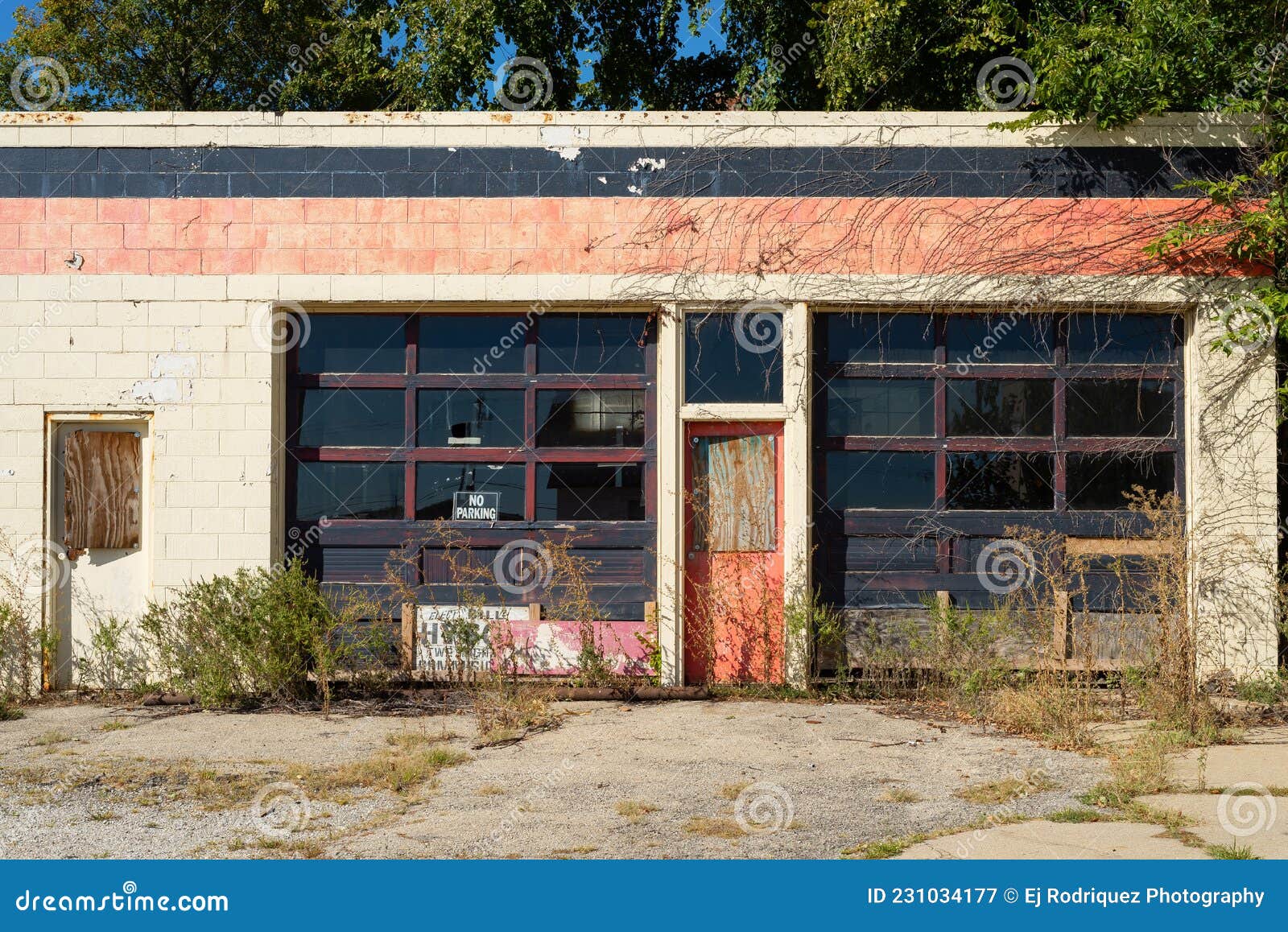 Old abandoned garage stock image. Image of closed, garage - 231034177