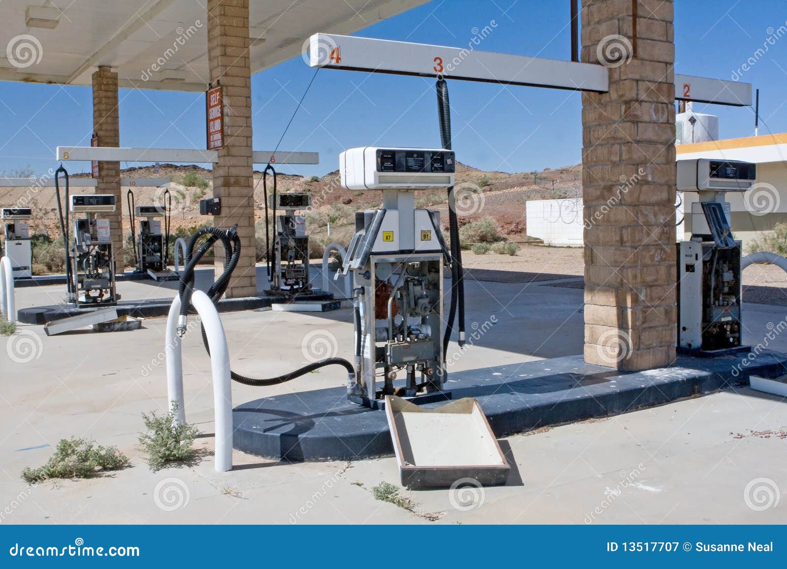 Old Abandoned Gas Station in Desert Stock Image - Image of historic ...