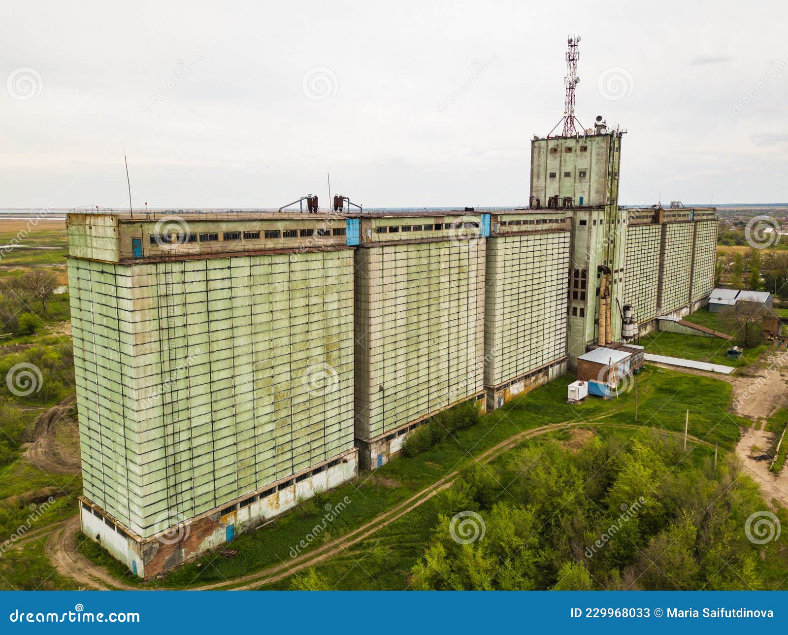 Old Abandoned Grain Elevator. Building of Industrial Complex Stock ...
