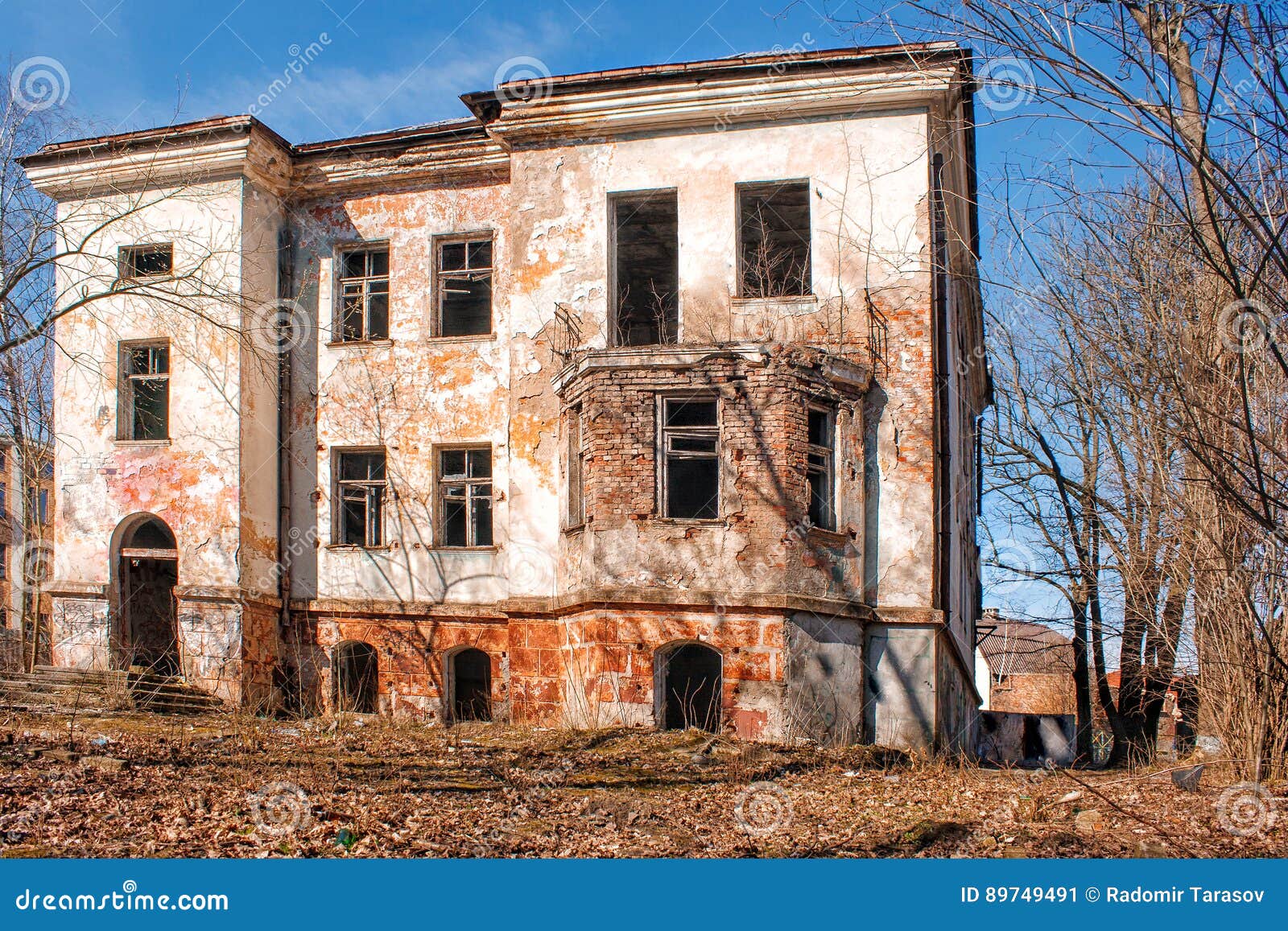 Old Abandoned House in the City Stock Image - Image of outdoor, empty ...