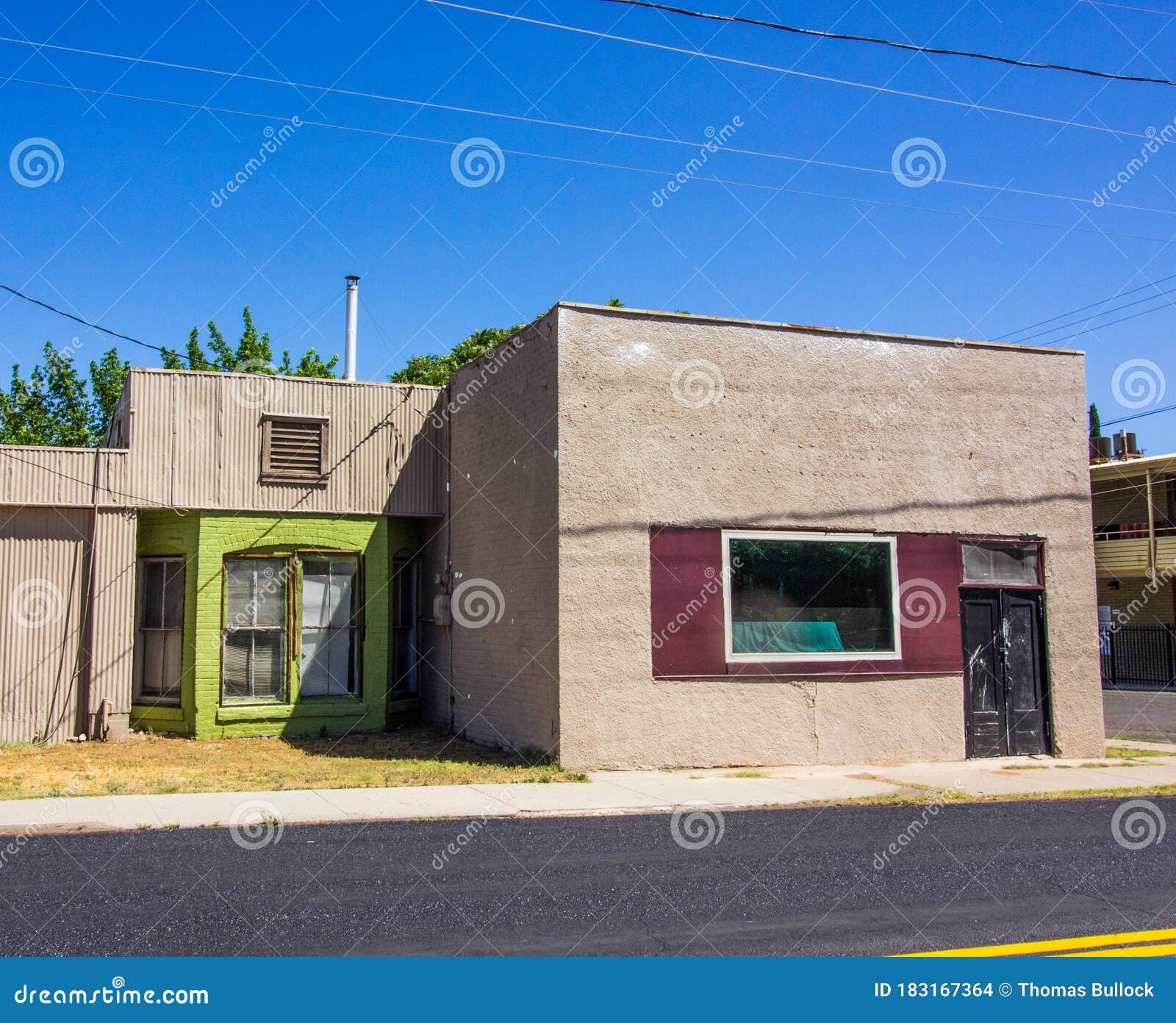 Old Abandoned One Level Corner Building Stock Photo - Image of ...