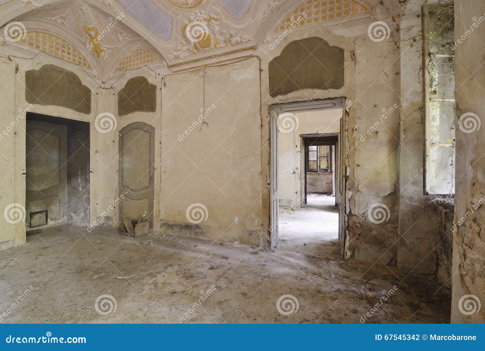 Abandoned Room In Historical Indian House With Ancient Design Of Walls ...