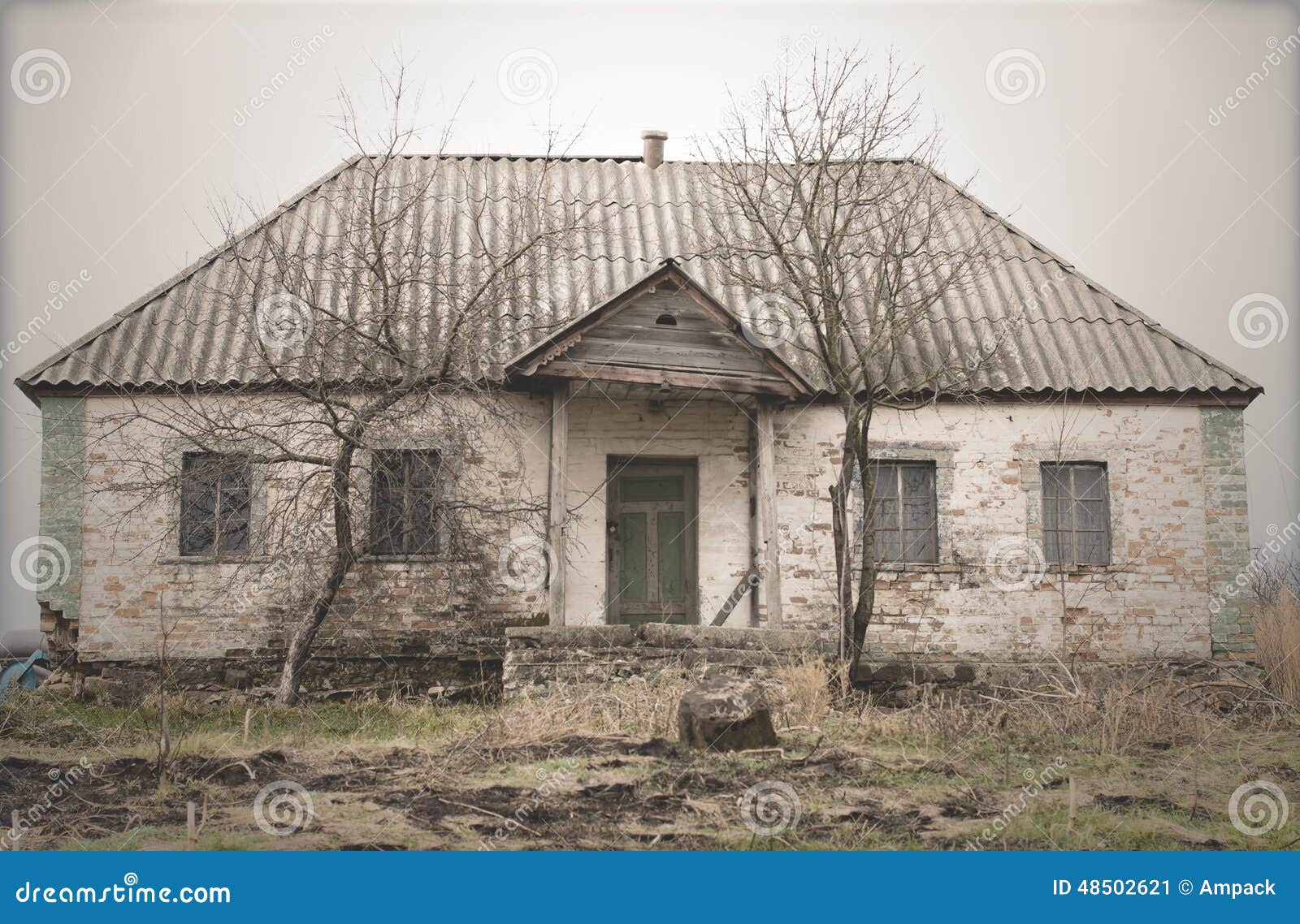 Old Abandoned Single Storey House Stock Image - Image of real, shutters ...