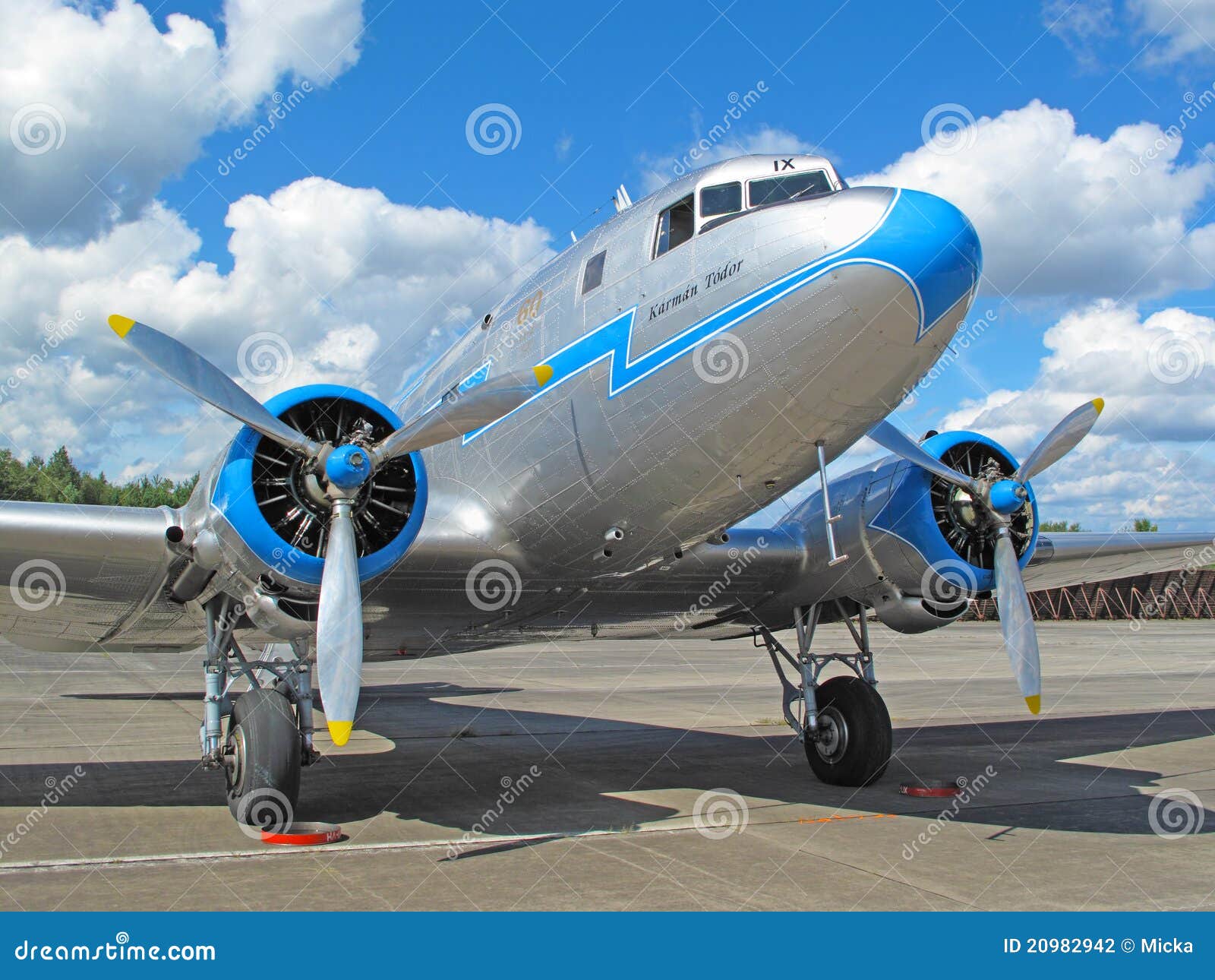 Old airliner editorial photography. Image of nose, flying - 20982942