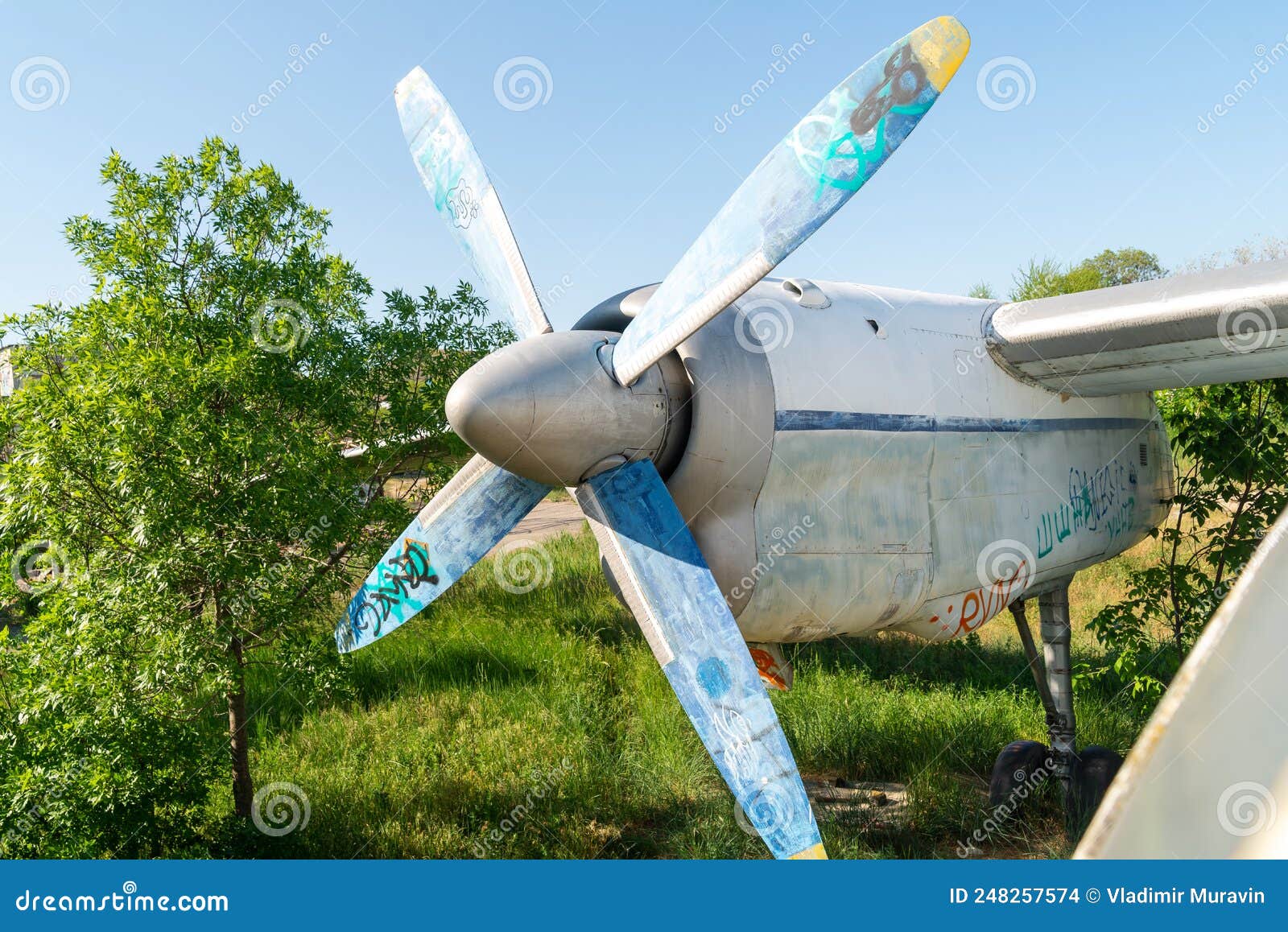 Old Airplane Engine with Propeller Stock Photo - Image of cylinder ...