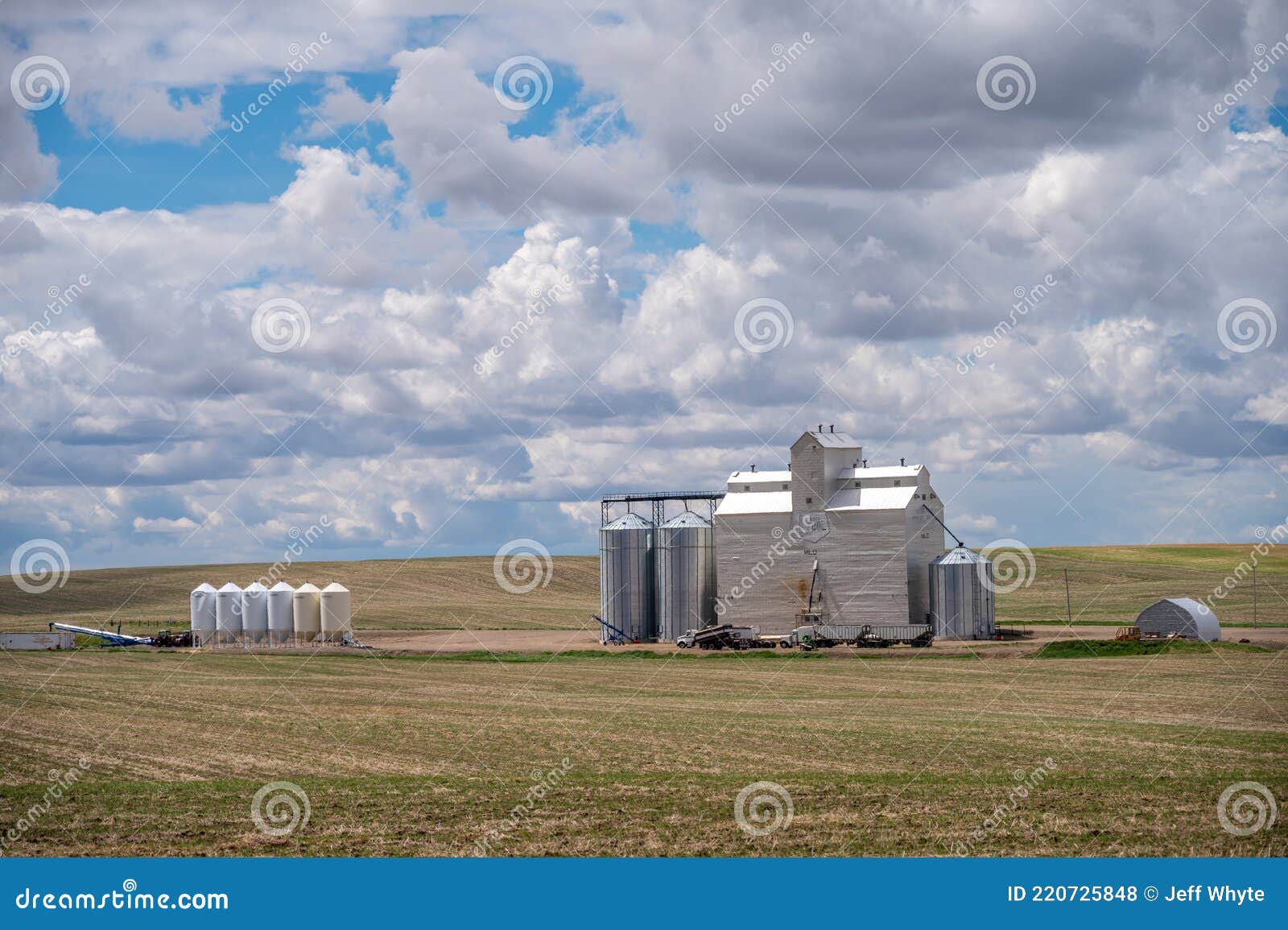 Old Alberta Wheat Pool Elevator at Milo Editorial Stock Photo - Image ...