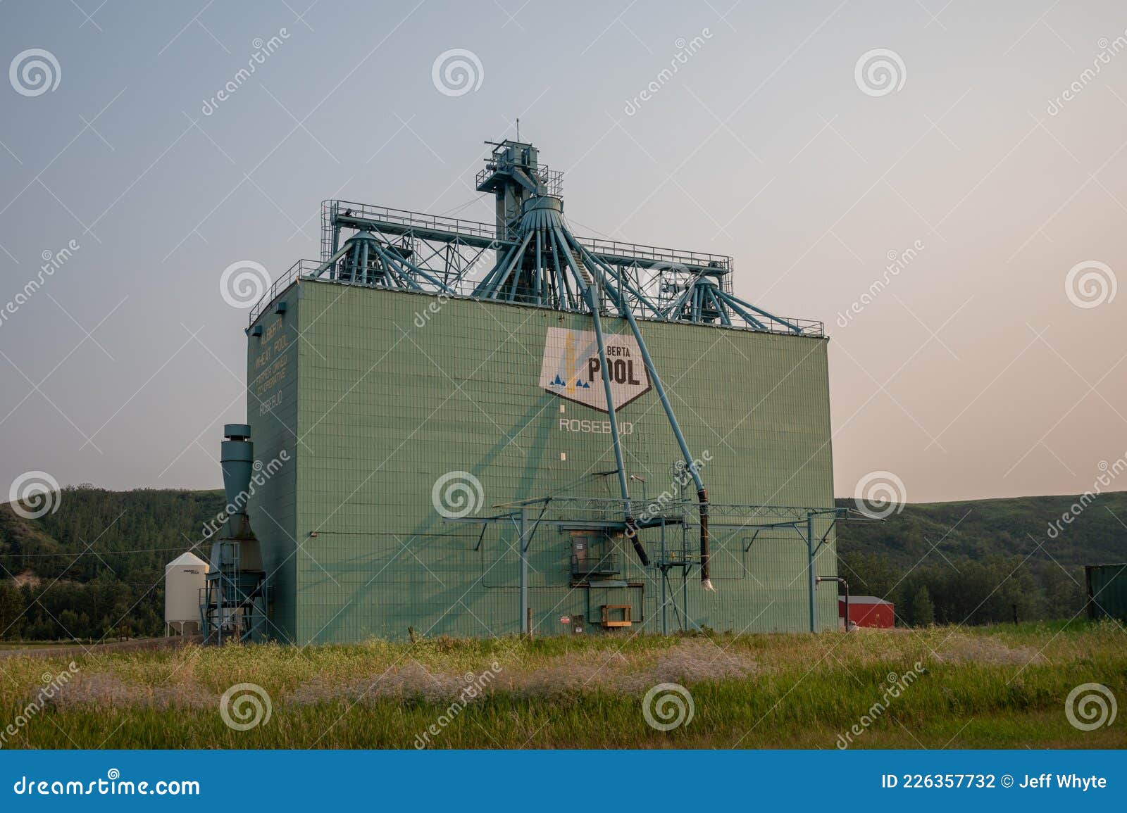 Old Alberta Wheat Pool Grain Elevator Editorial Photography - Image of ...