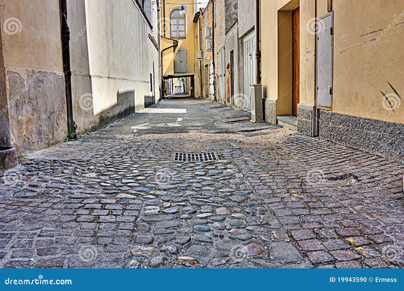 Old alley stock photo. Image of alleyway, back, grungy - 19943590