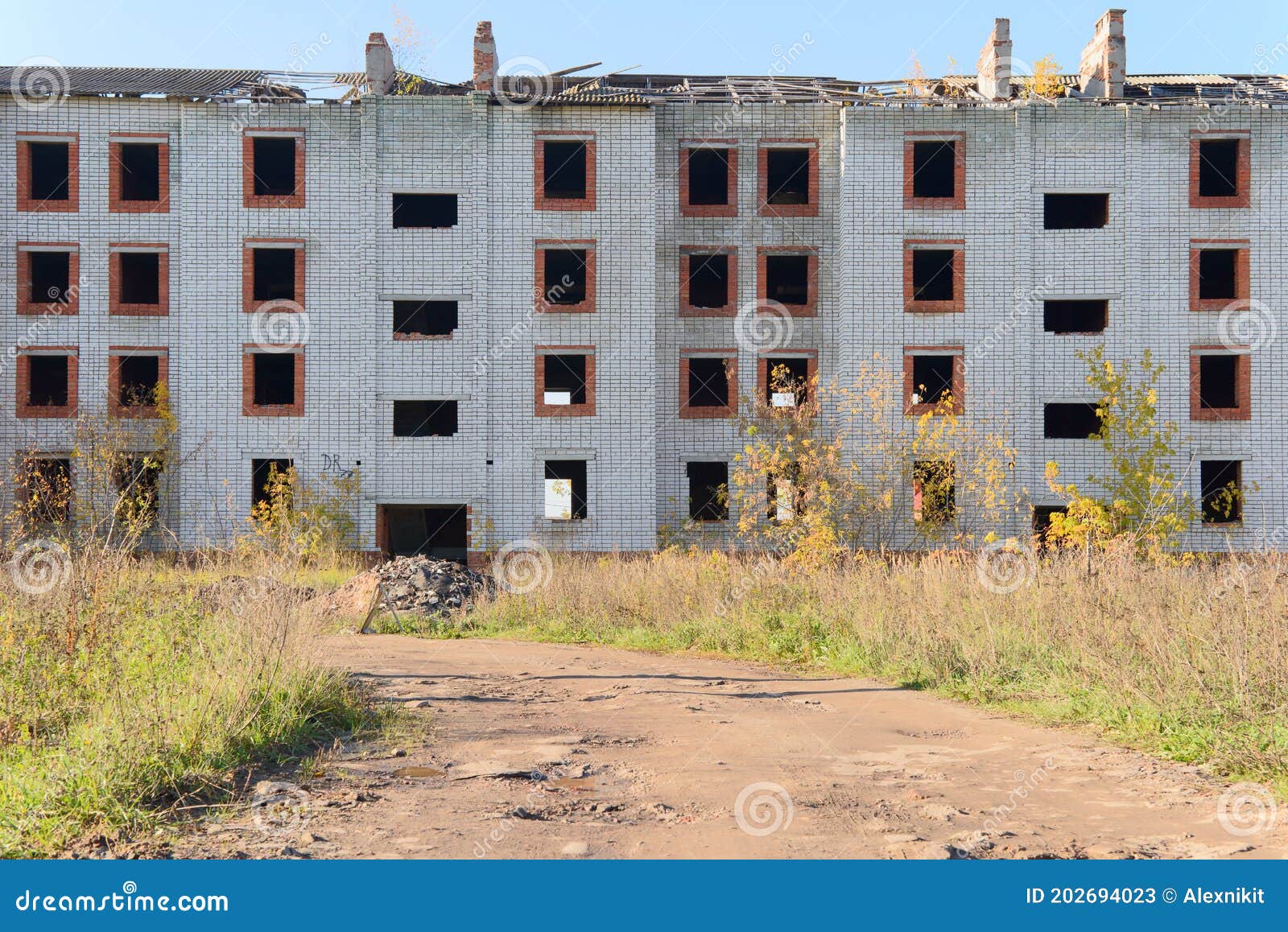 Old Apartment Building Collapsing Unfinished Stock Image - Image of ...