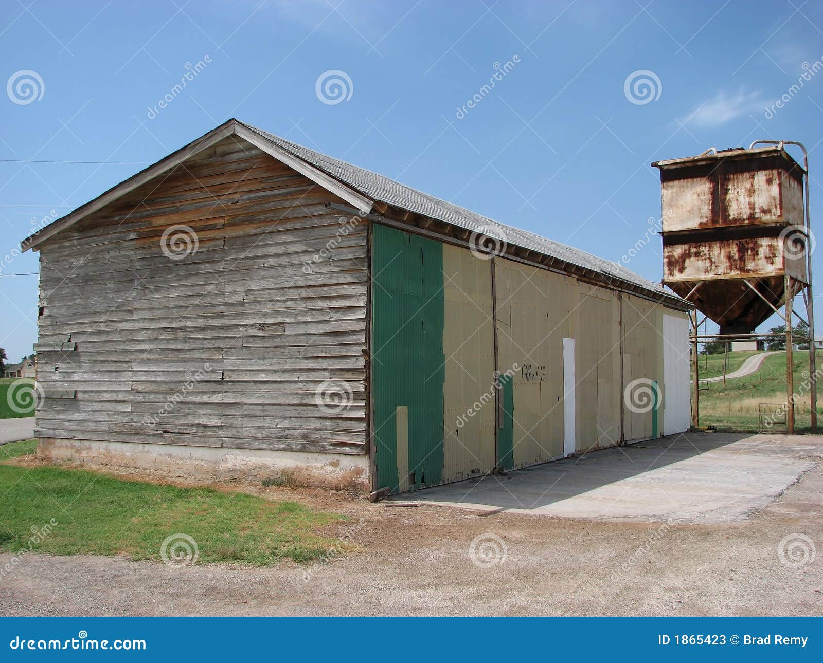 Old Barn and Bin stock image. Image of grow, feed, enclosure - 1865423