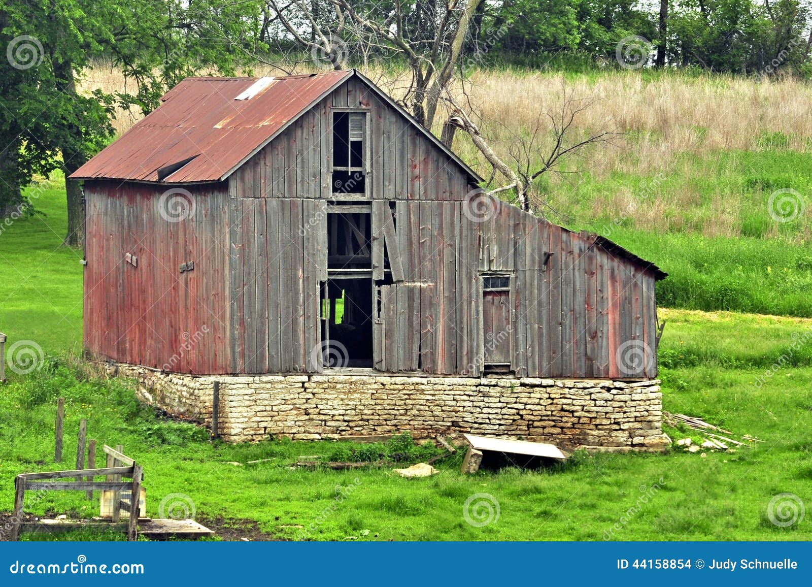 Old Barn by Decorah stock photo. Image of country, building - 44158854