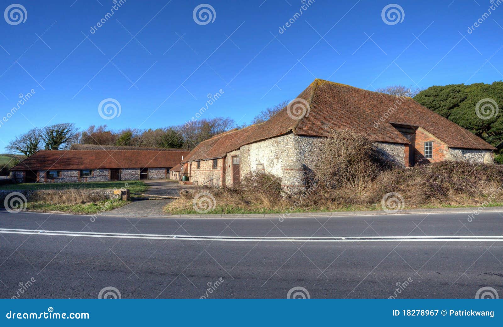 Old barn in England stock image. Image of road, building - 18278967