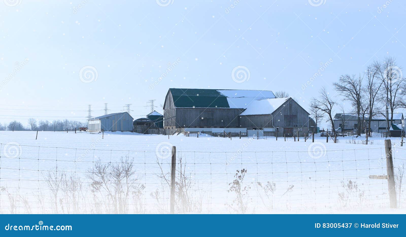 Old Barn with Gently Falling Snow Stock Image - Image of grass, winter ...
