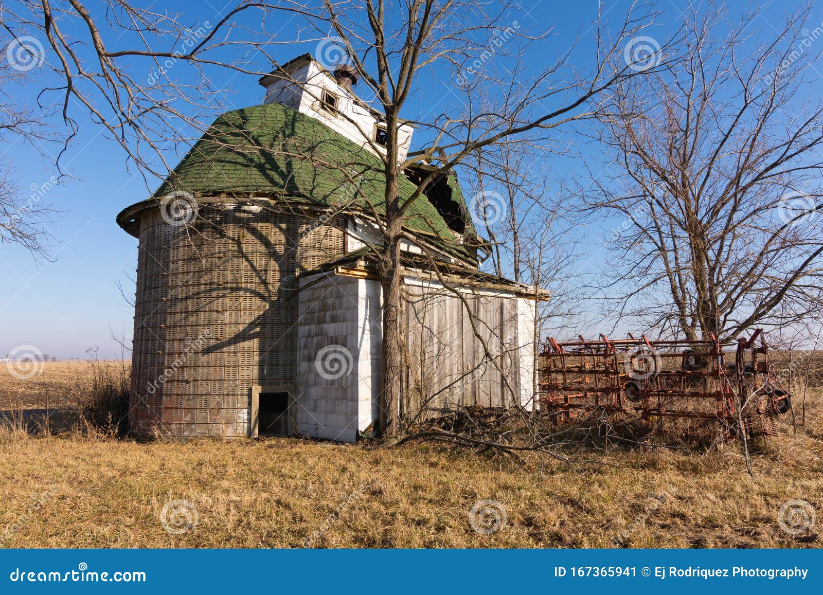 Old Barn in the Midwest stock image. Image of destroy - 167365941