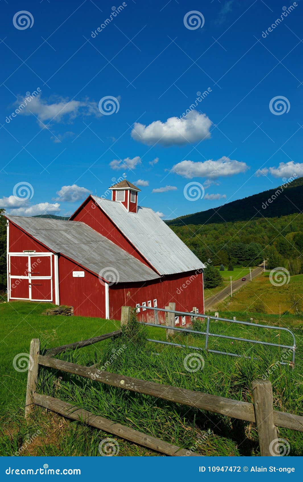 Old barn in Stowe Vermont stock photo. Image of farming - 10947472