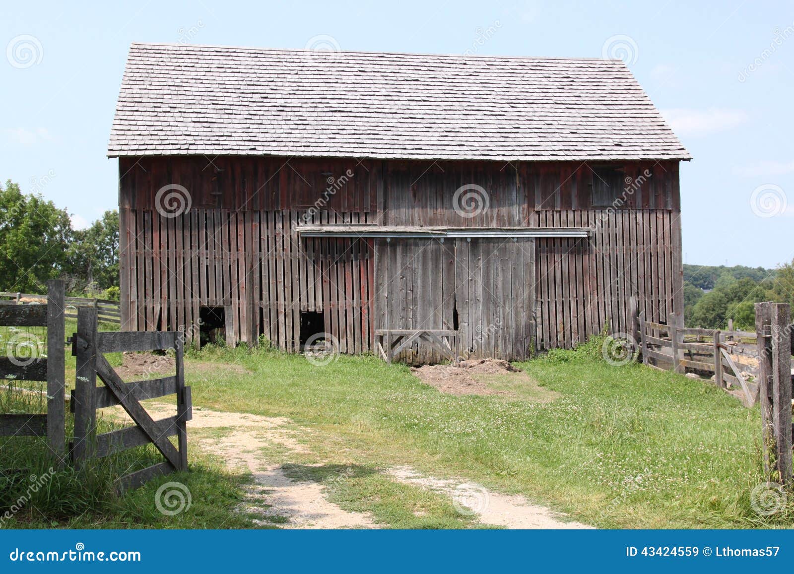 Old barn stock image. Image of fencing, grass, yard, daylight - 43424559