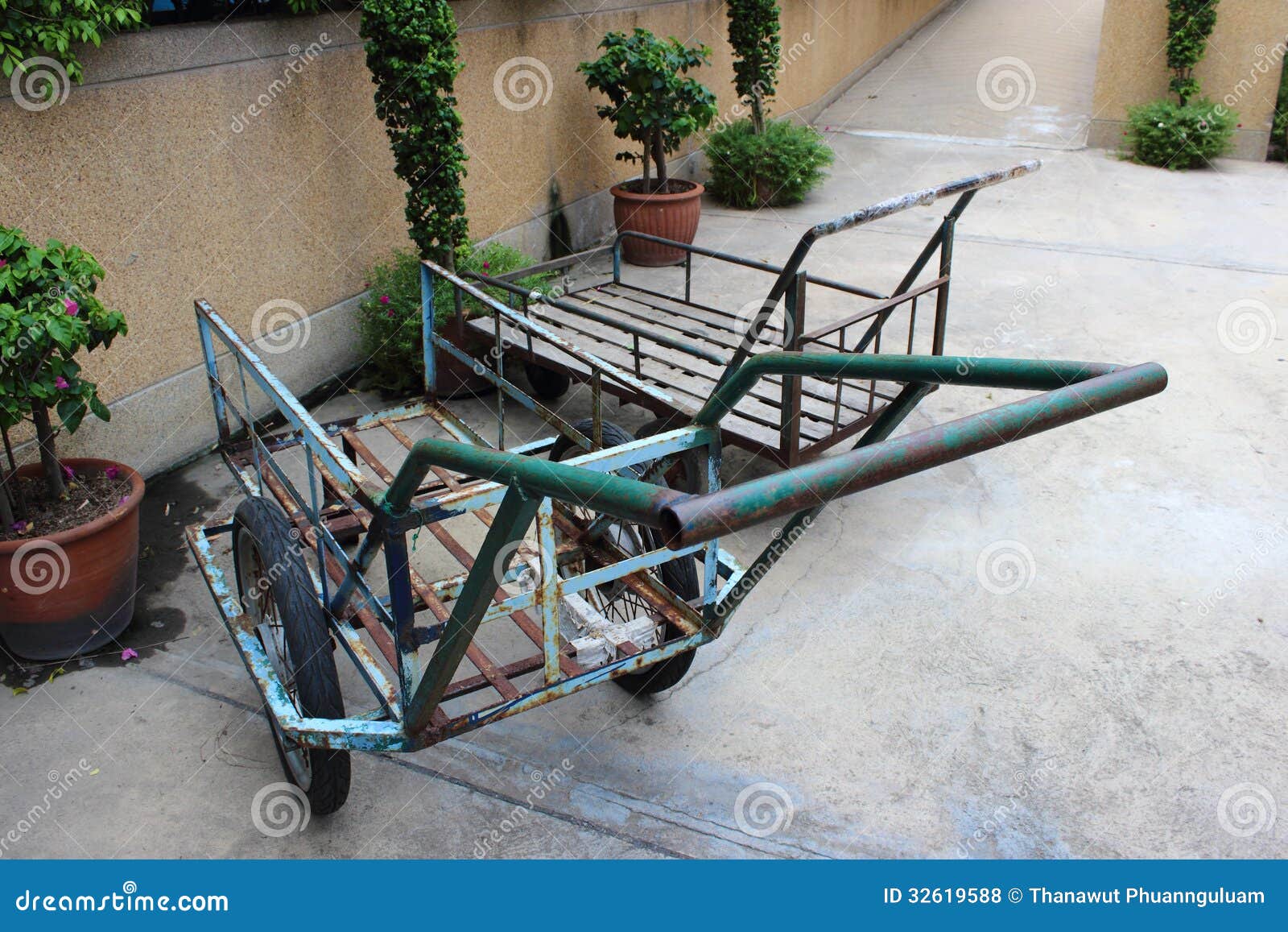 Old barrow stock photo. Image of barrow, lbarrow, rural - 32619588