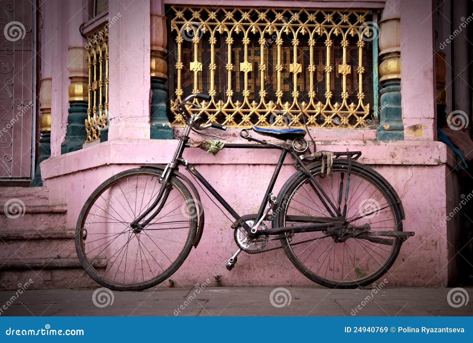 Old bicycle stock image. Image of color, aged, house - 24940769