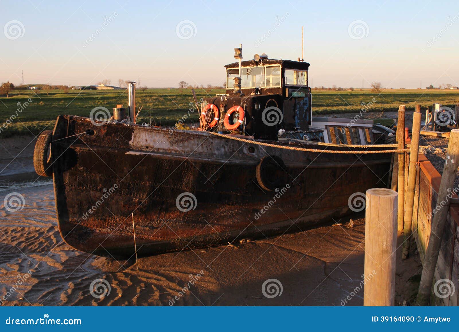 Old boat on mud bank stock photo. Image of boat, grass - 39164090