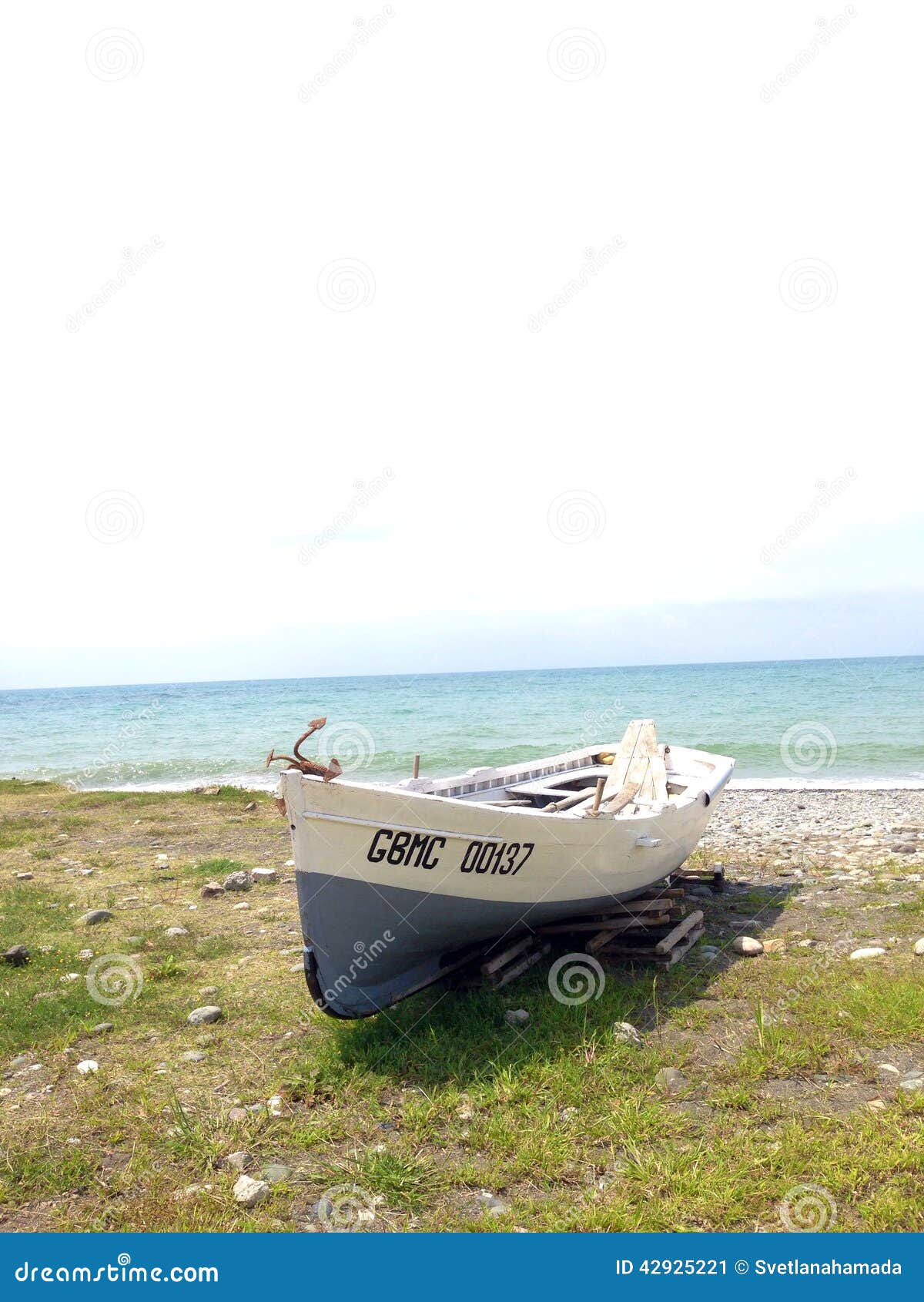 Old boat on the sea shore editorial photo. Image of coast - 42925221