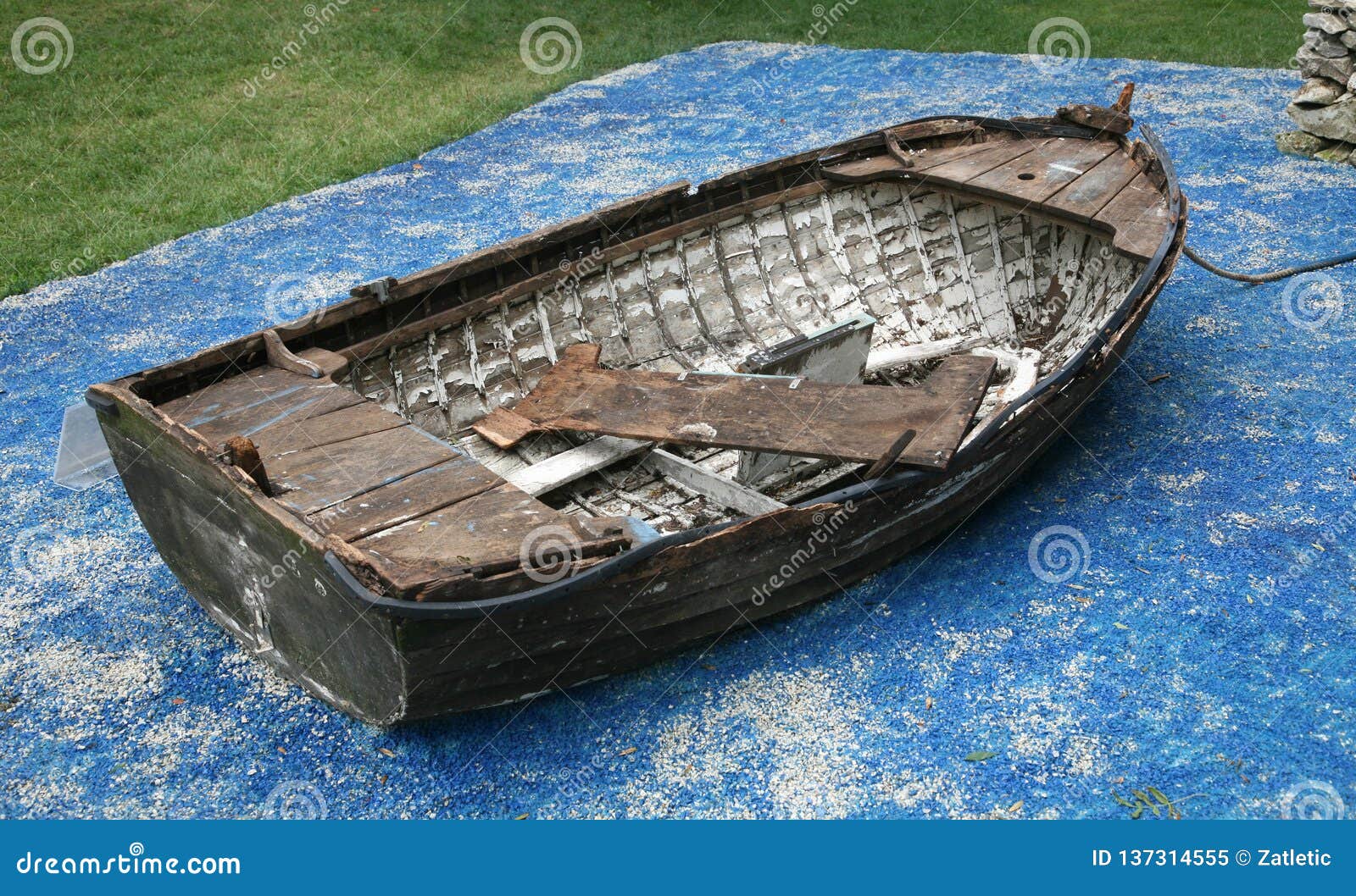 Old boat on the shore stock image. Image of discarded - 137314555
