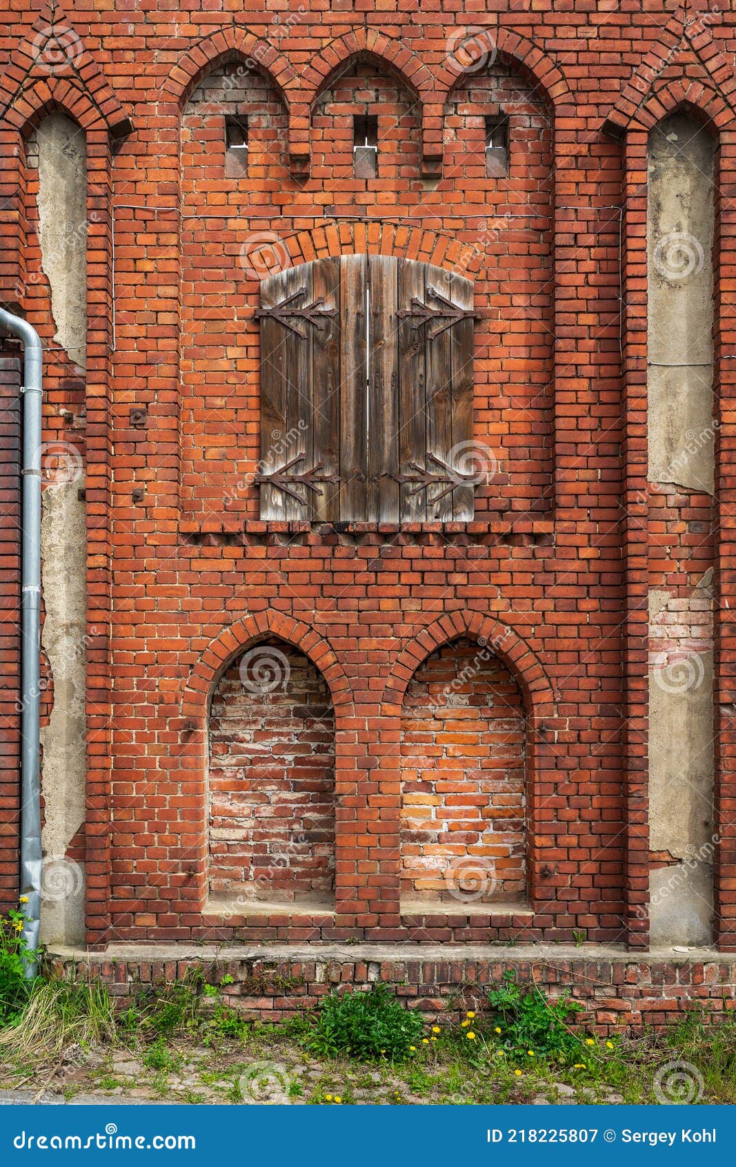 Old Brick Wall with Windows Stock Image - Image of facade, style: 218225807