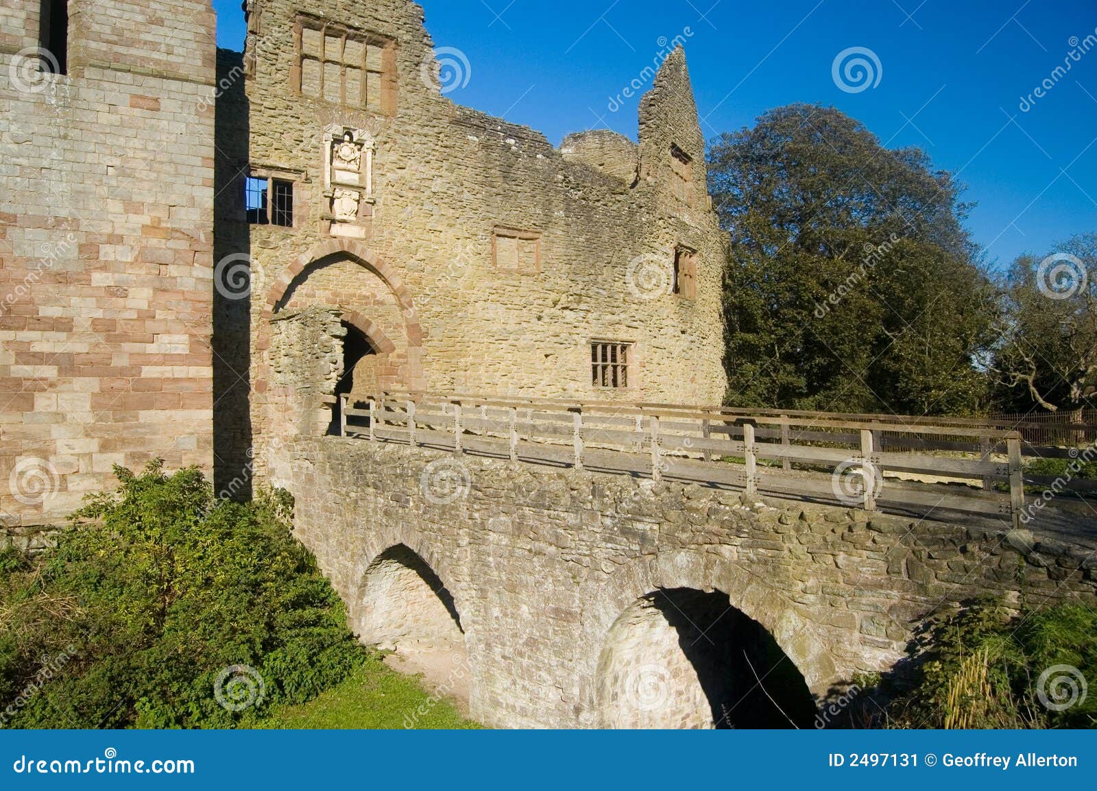 Old bridge and the castle stock image. Image of windows - 2497131