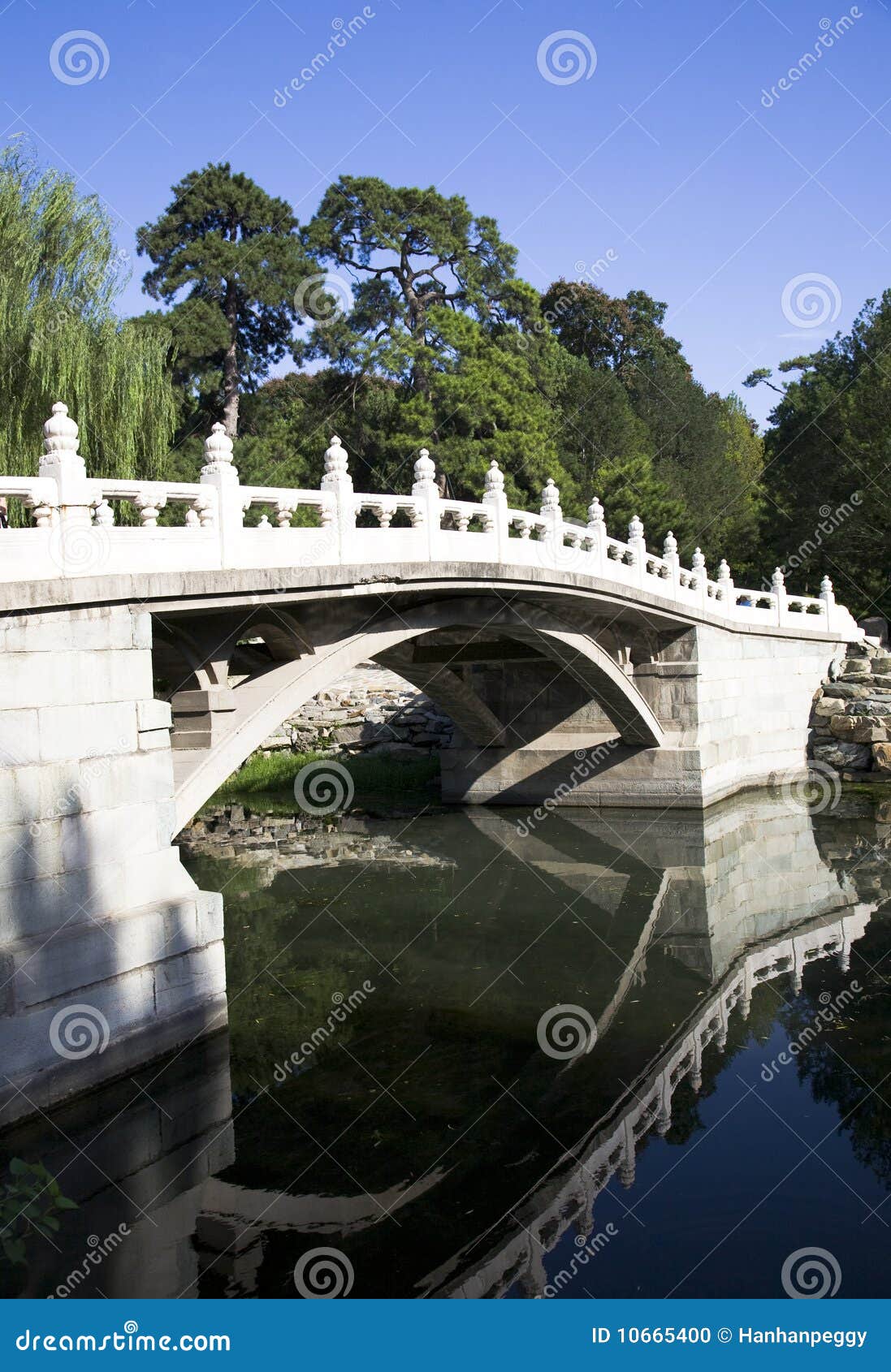 Old Bridge in Chinese Garden Stock Photo - Image of pathway, lake: 10665400