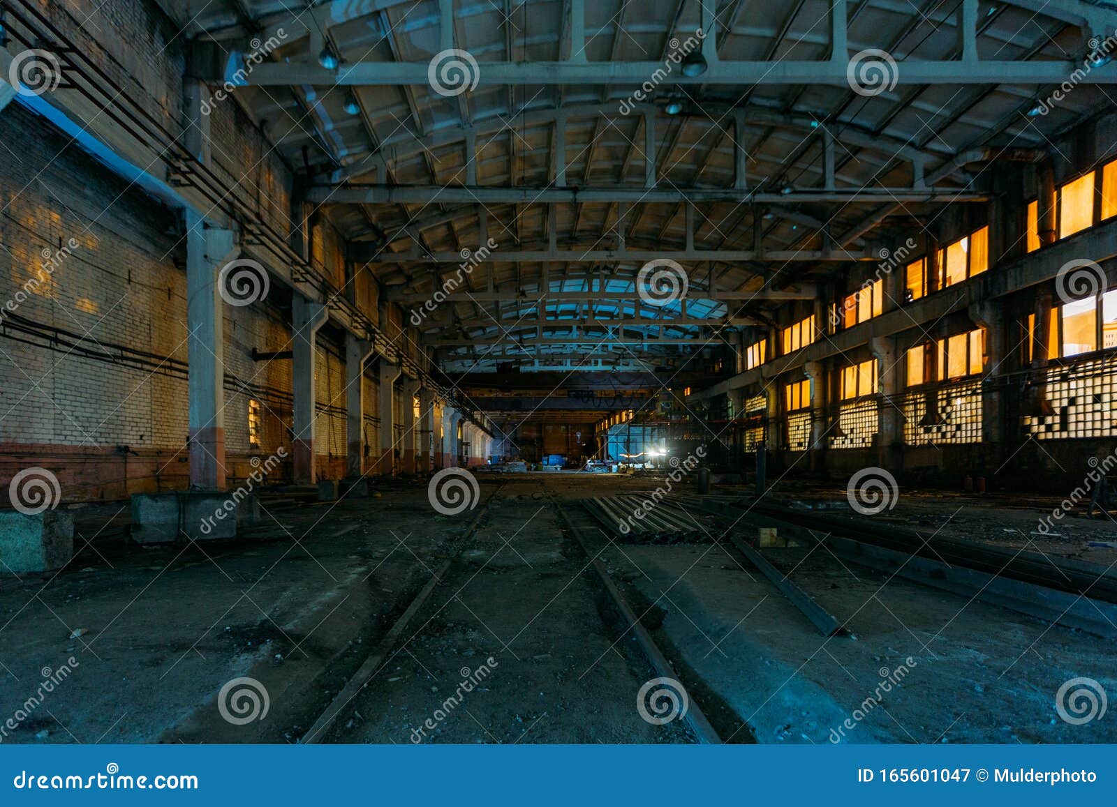 Old Broken Empty Abandoned Industrial Building Interior at Night 库存图片 ...