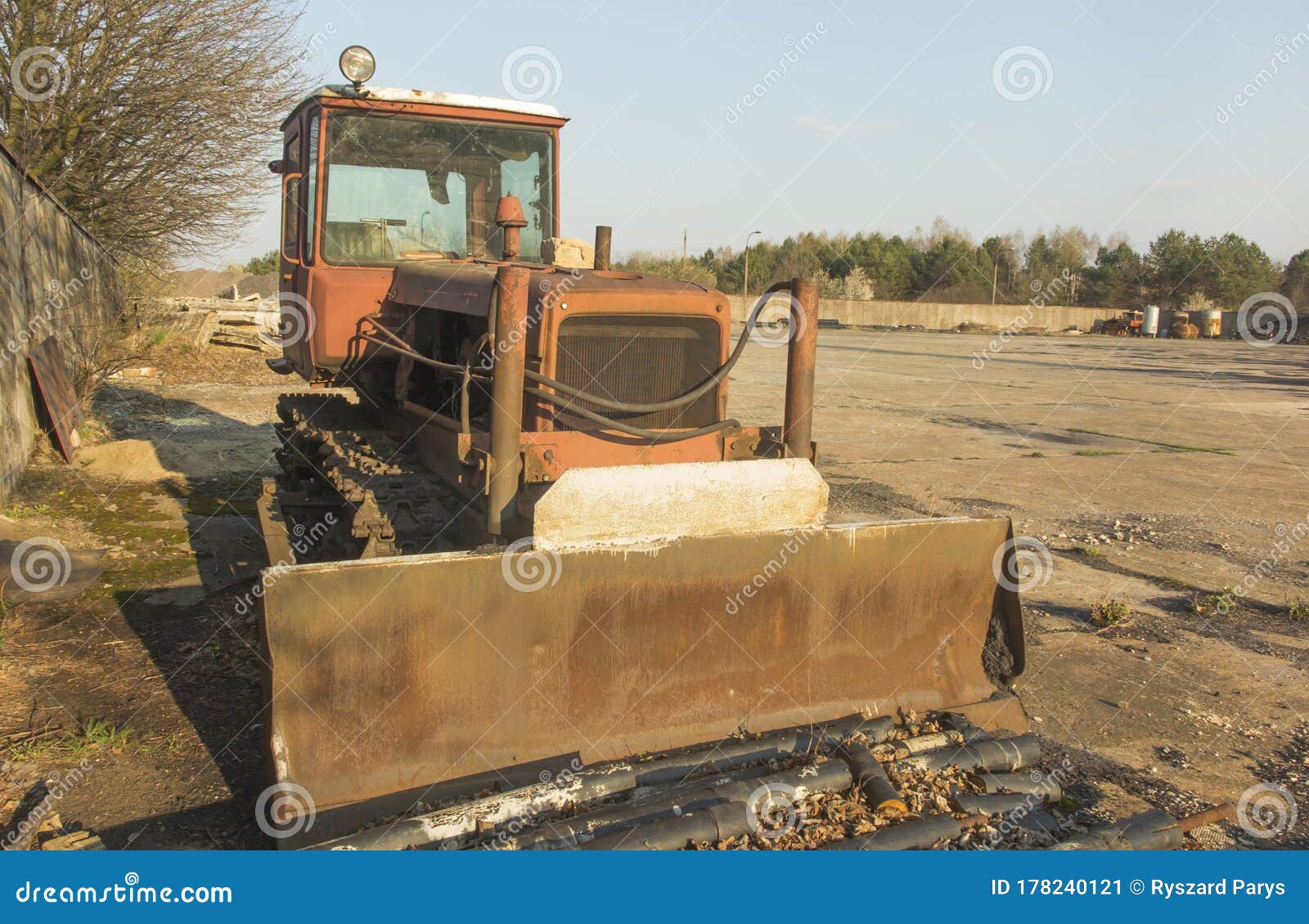 Old Broken, Rusty Bulldozer Stock Image - Image of iron, cabin: 178240121