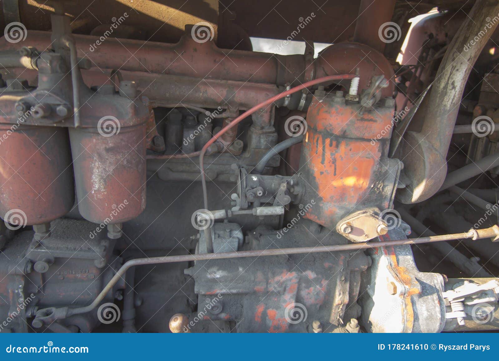 Old Broken, Rusty Bulldozer Stock Photo - Image of iron, machine: 178241610