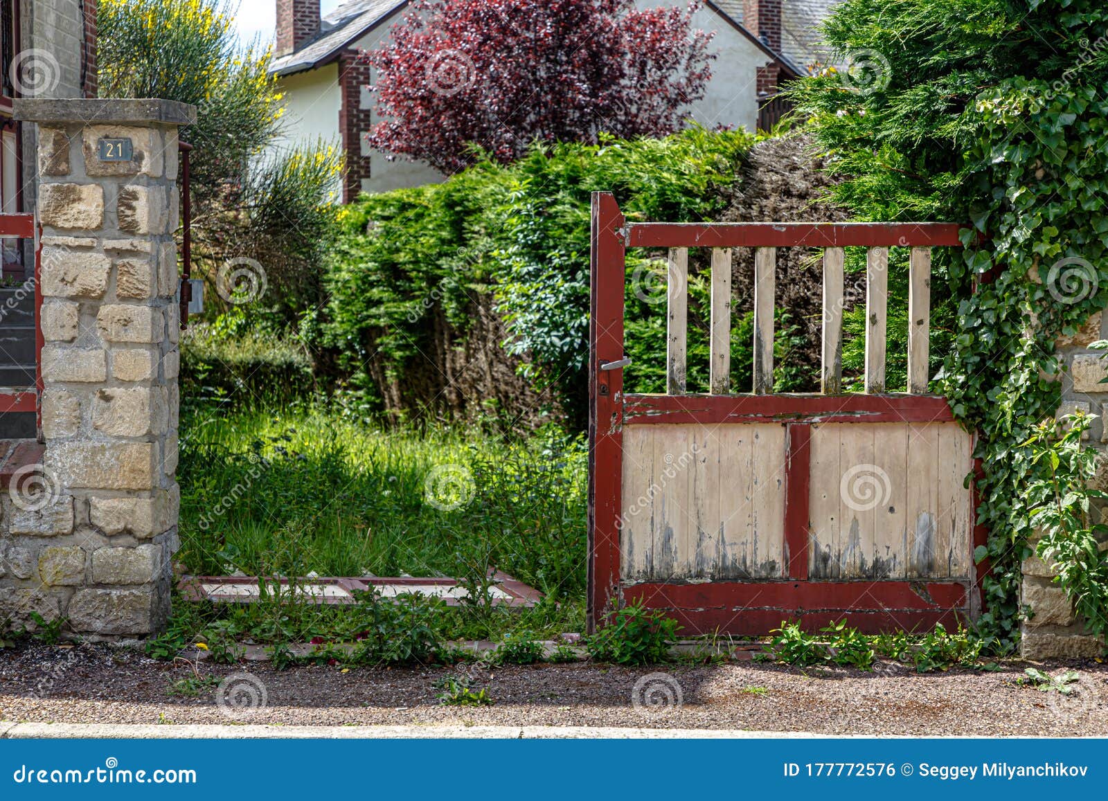 Old broken wooden gates editorial photo. Image of season - 177772576