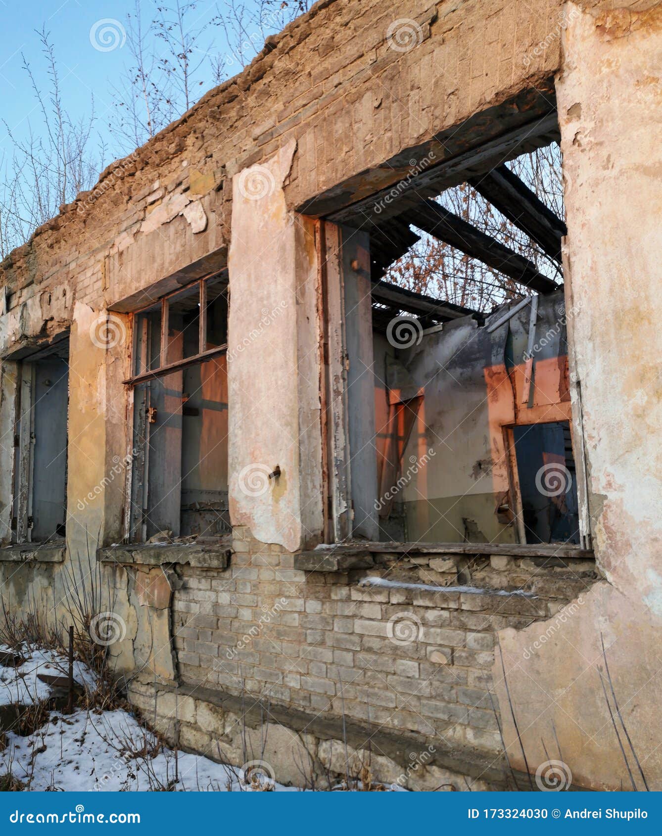 An Old Building Falling Apart Stock Photo - Image of retro, wall: 173324030