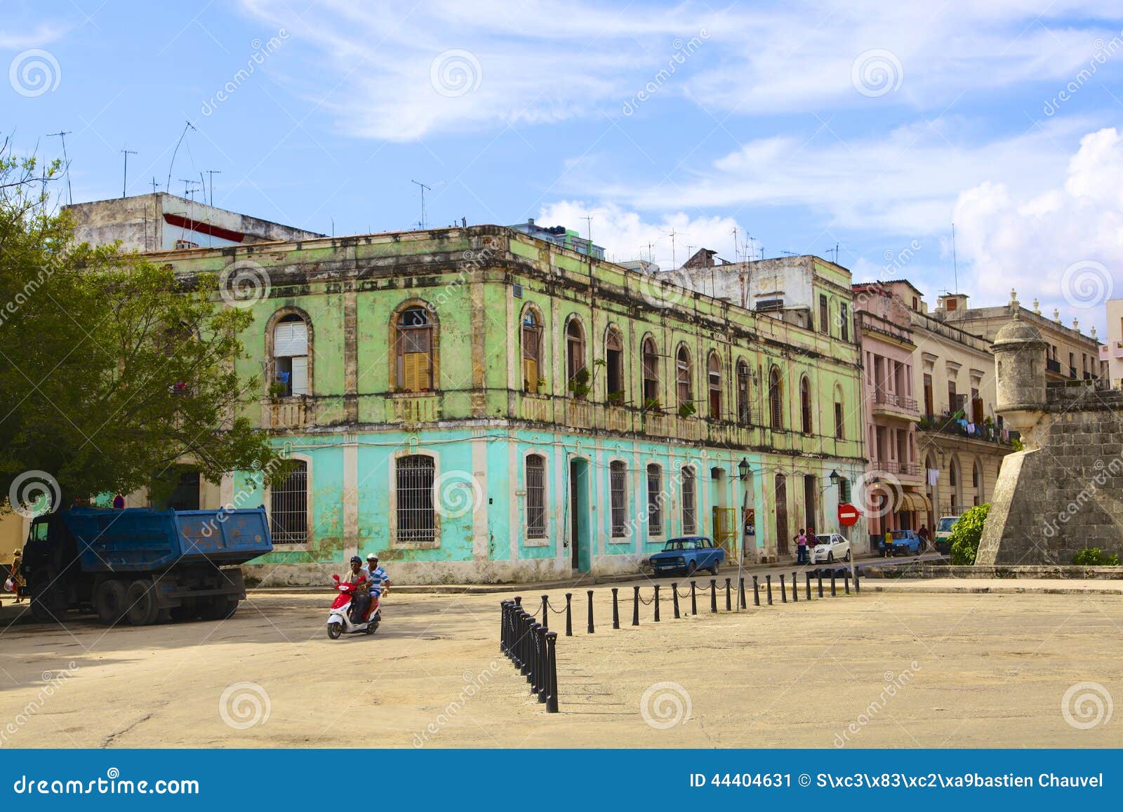 Old building in La Havana editorial photo. Image of view - 44404631