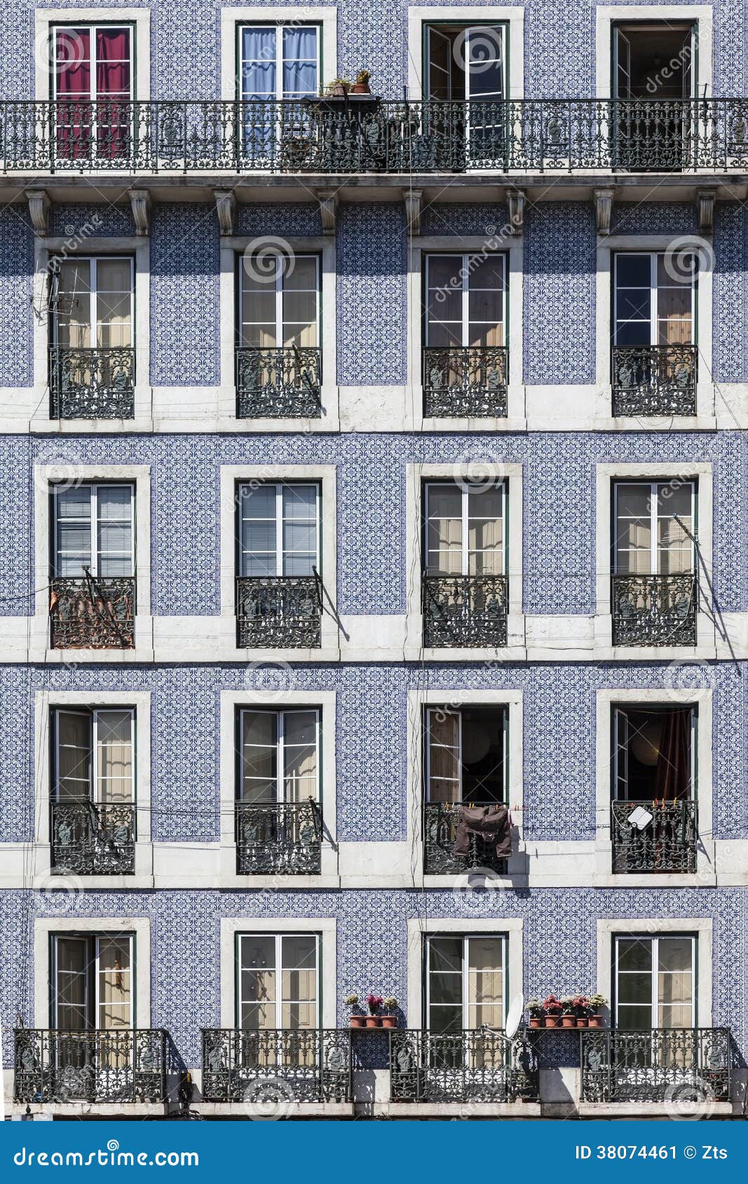 Old Building Tiles Windows Lisbon Stock Image - Image of baixa, sunny ...