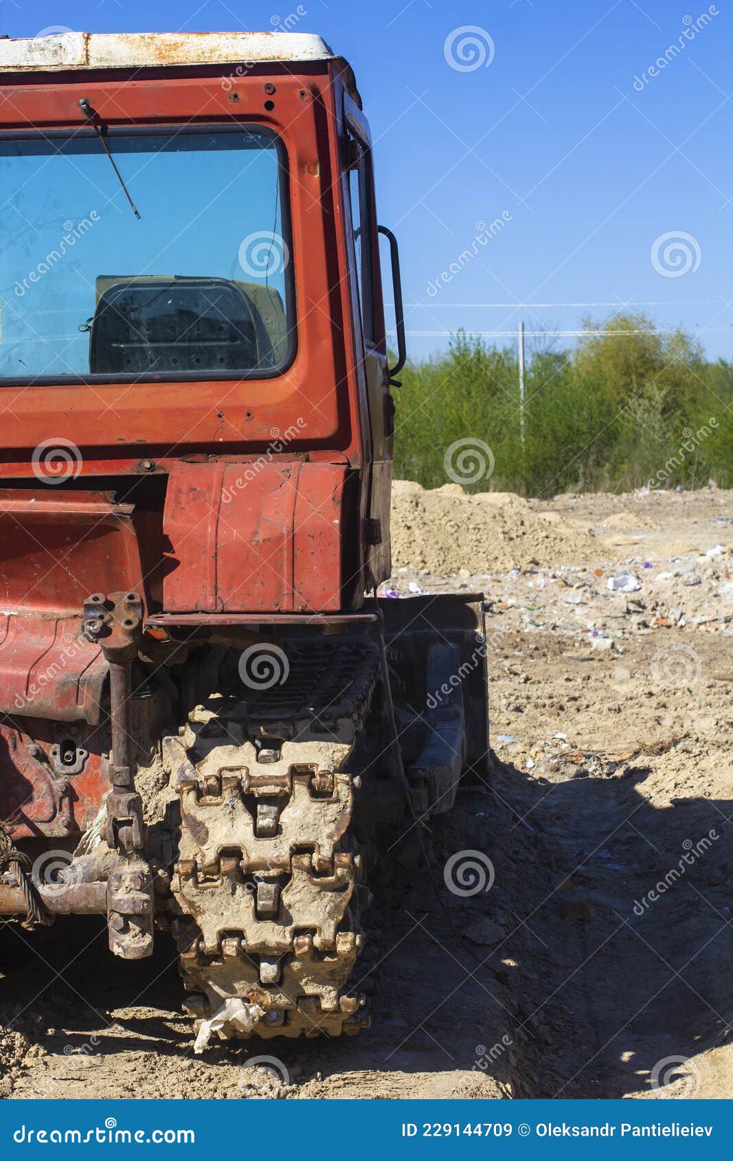 Old bulldozer. Back view stock image. Image of build - 229144709