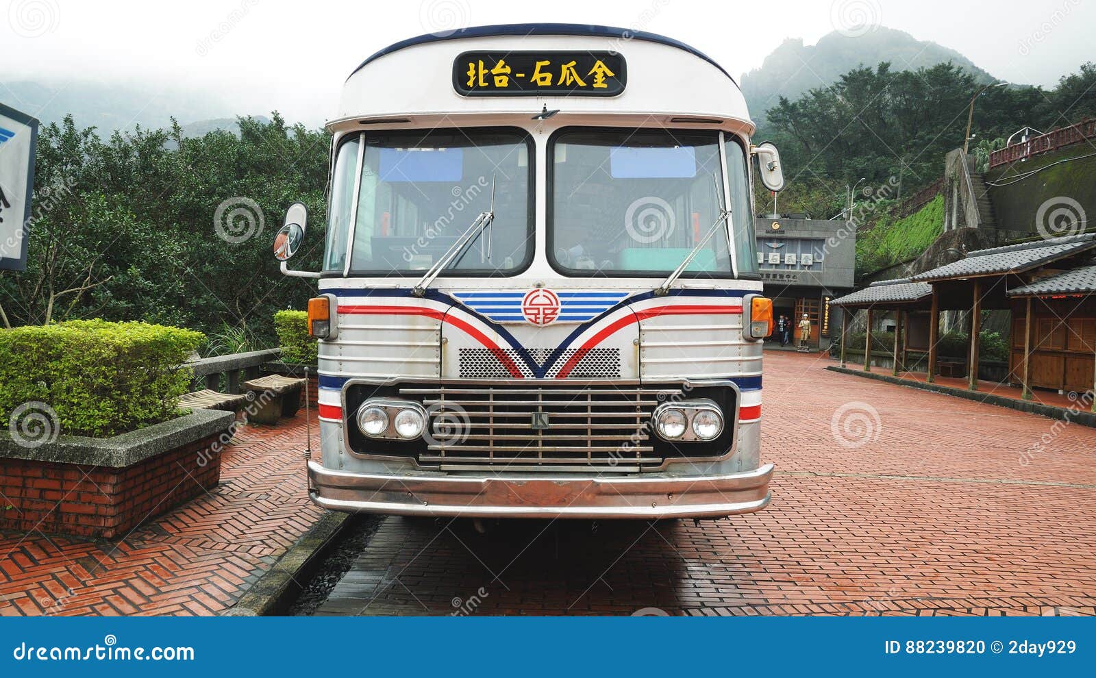 Old bus front view editorial image. Image of front, green - 88239820