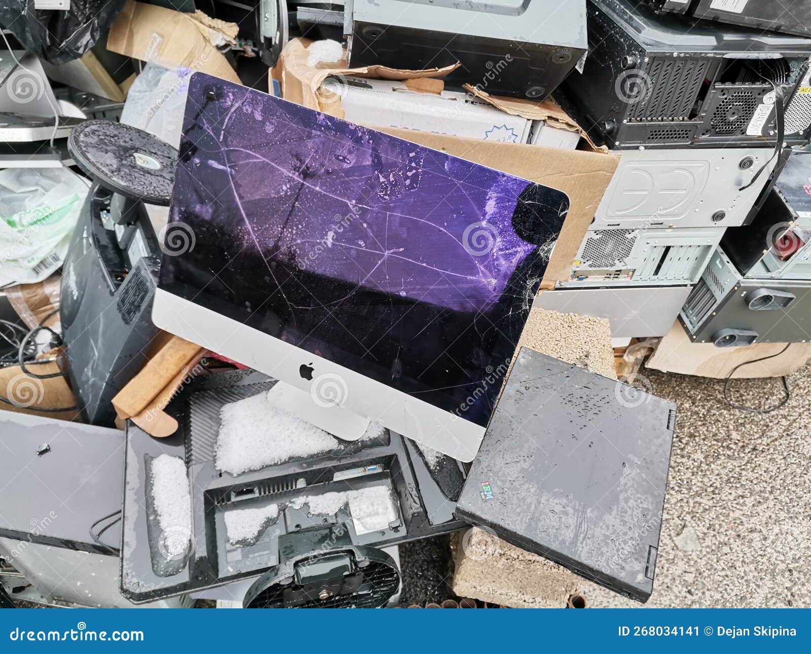 Old Imac 24 Dead Broken Death Mac Pc Ibm Editorial Photo - Image of ...