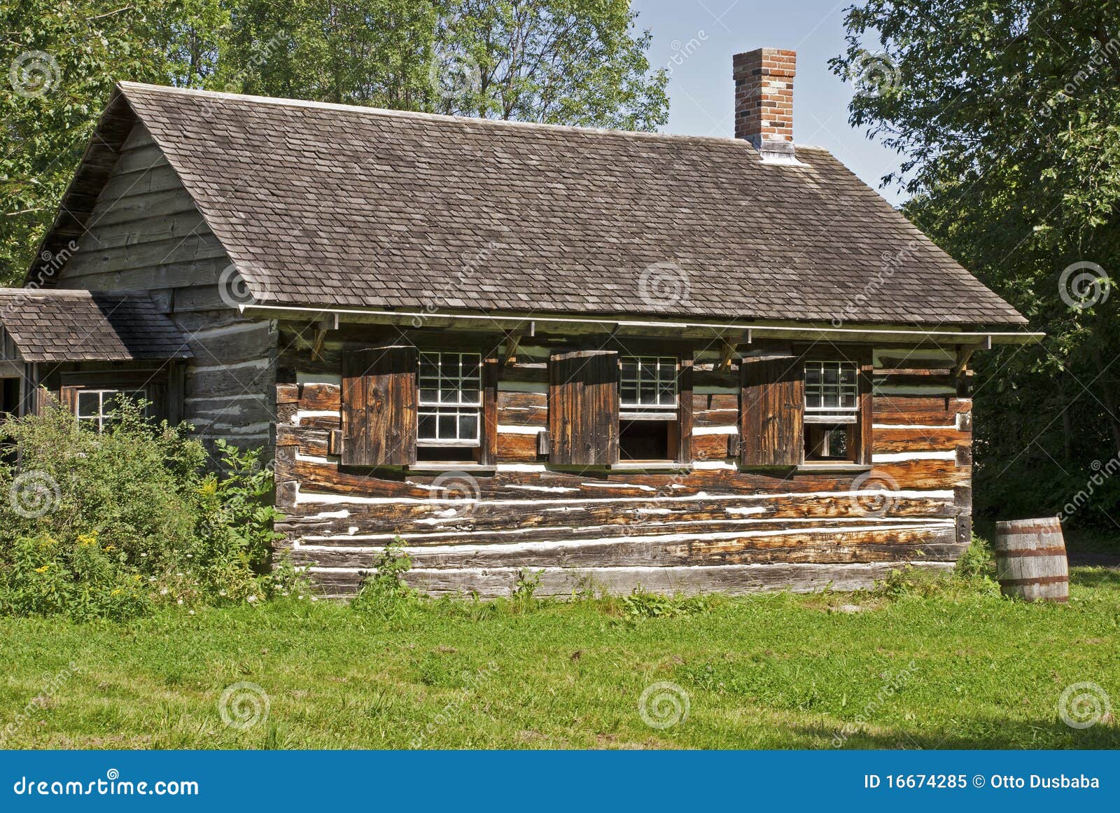 Old Canadian Log House in Summer Stock Image - Image of garden ...