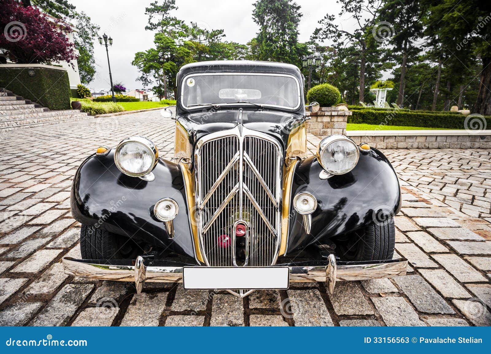 Old car. Frontal view editorial stock photo. Image of fifties - 33156563