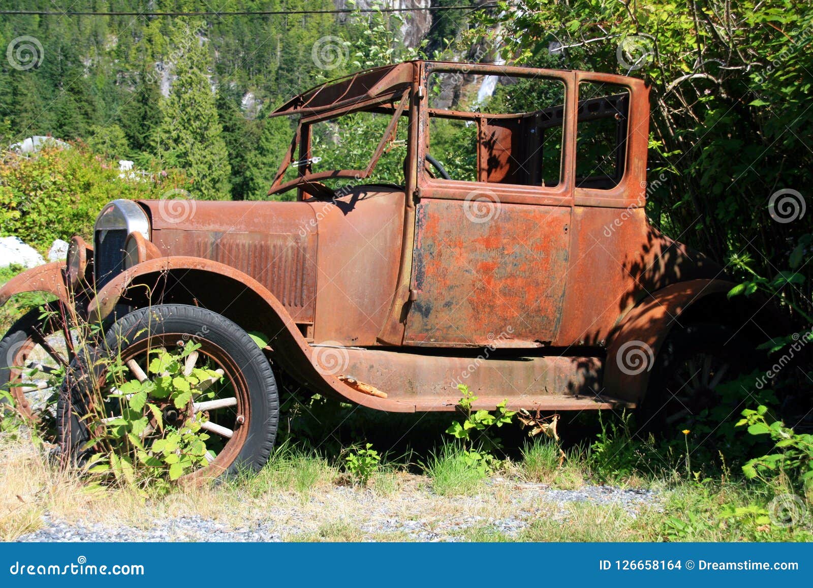 Old Car gets Rusty stock photo. Image of greate, nostalgia - 126658164