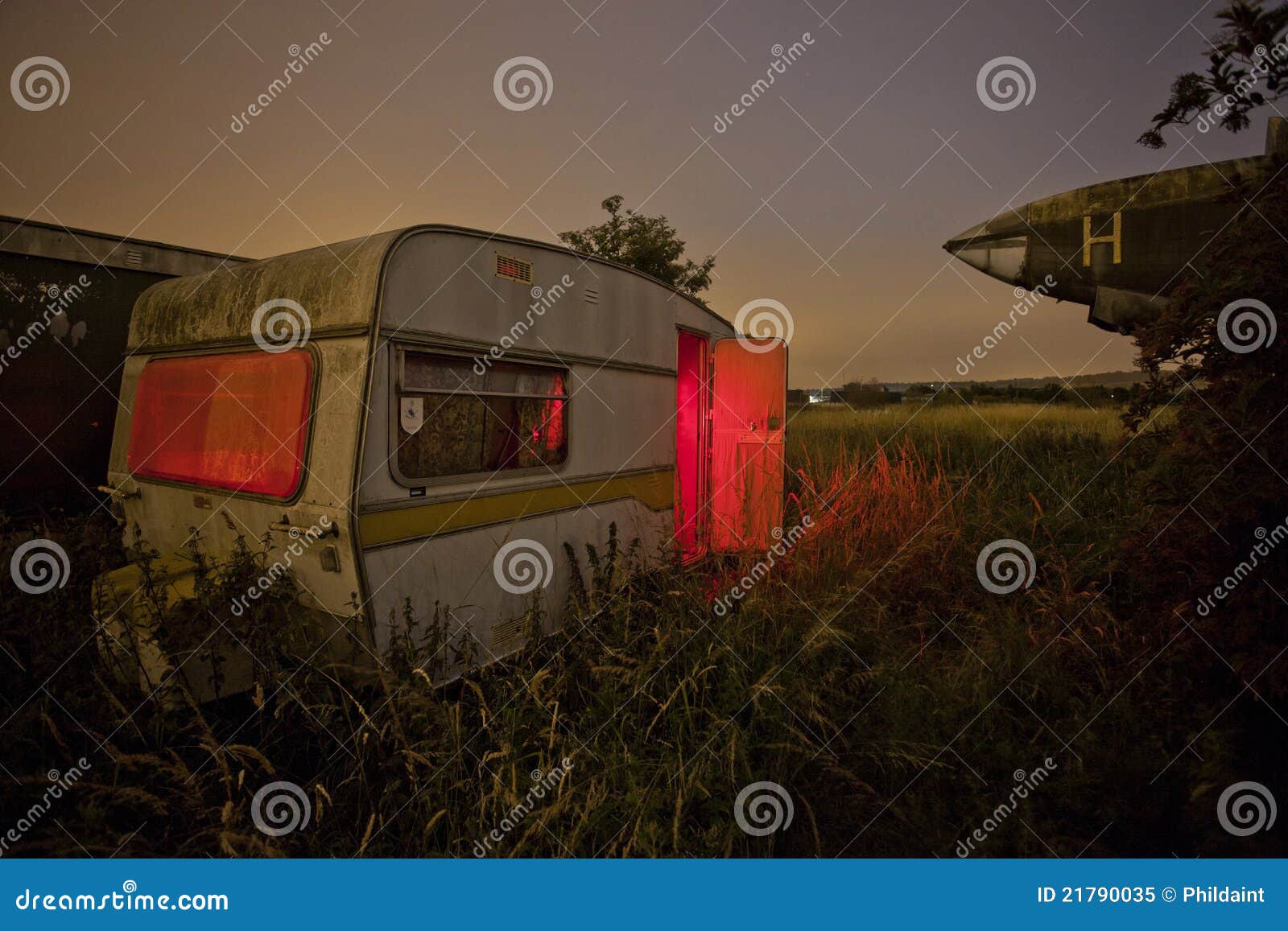 Old Derelict Caravan Sitting Abandoned In A Rural Paddock Stock Image ...