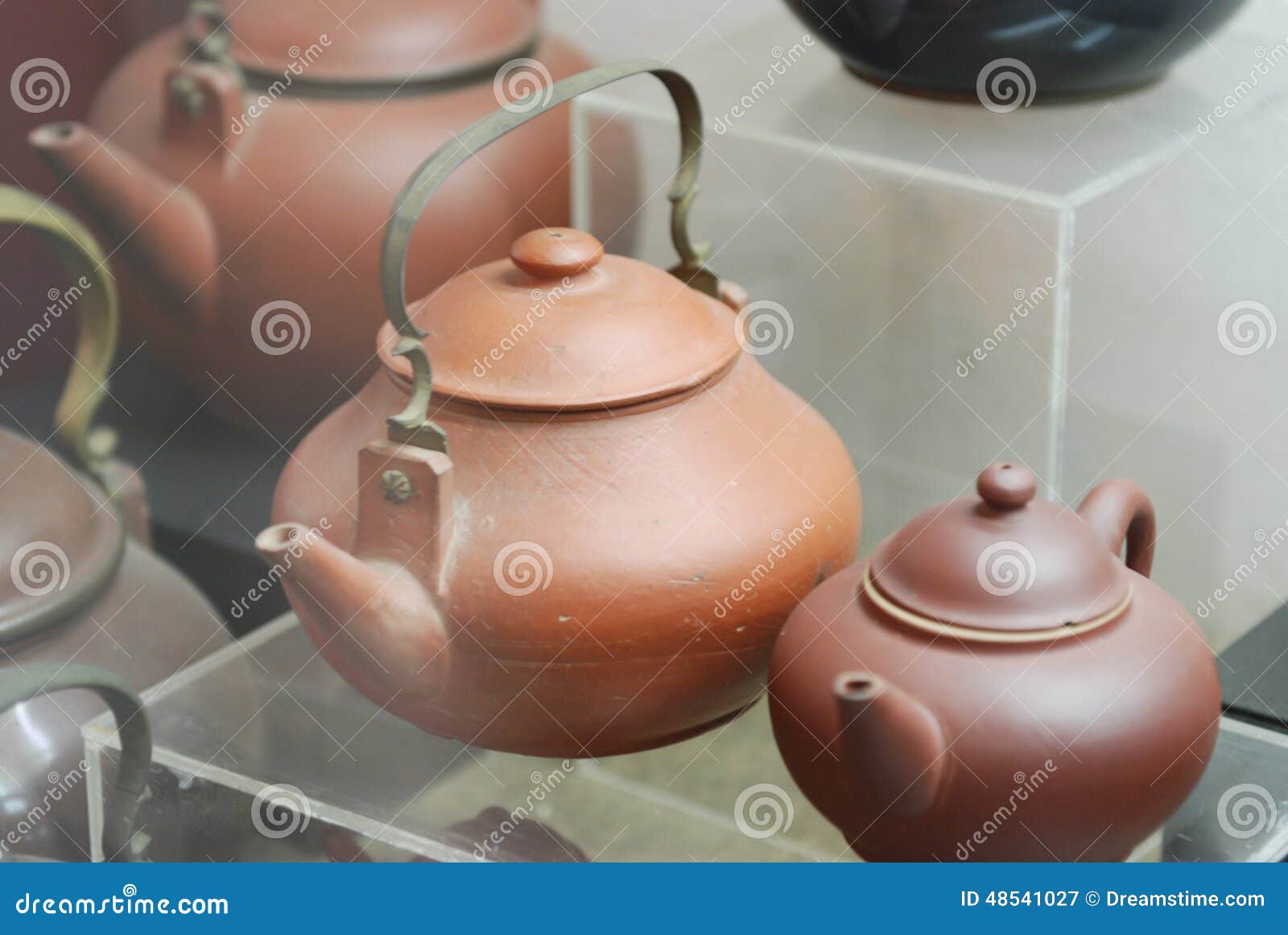 Old clay kettle editorial photography. Image of utensil - 48541027