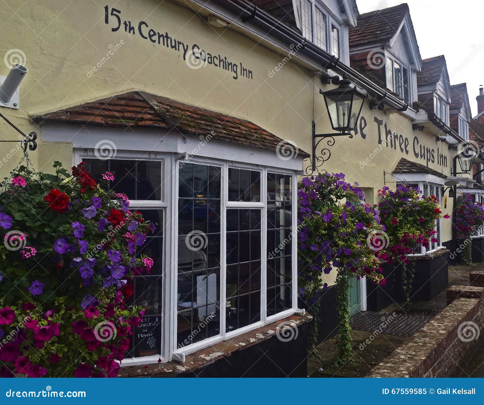 The Old Coaching House Stockbridge Editorial Image - Image of cups ...