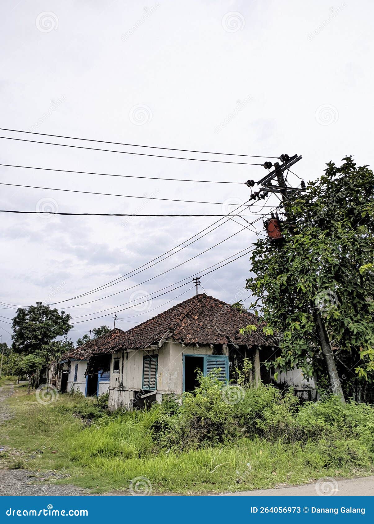 An Old Colonial House that almost Collapsed Stock Image - Image of ...