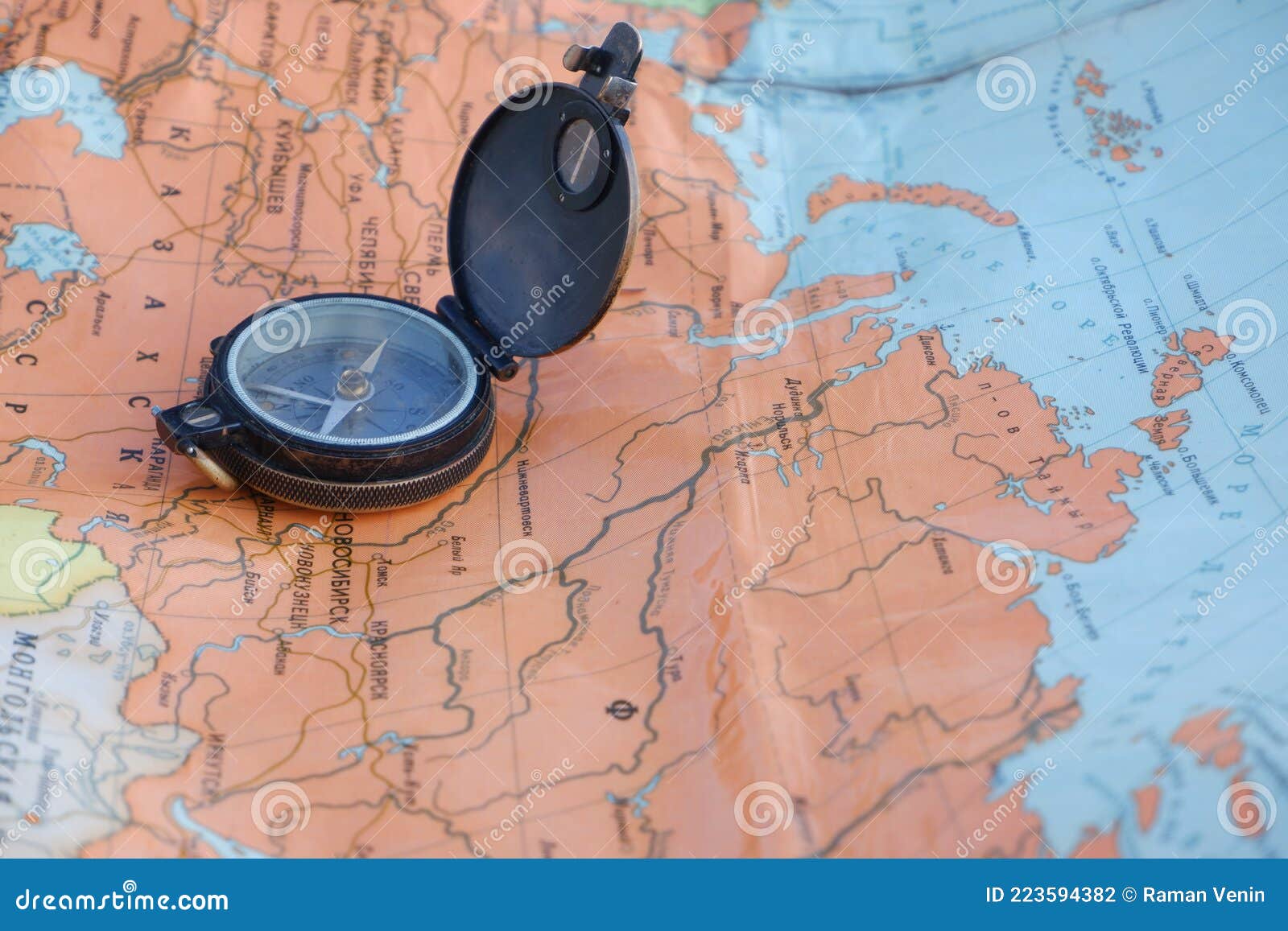 Old Compass on the Russian-language Map of the World. Concept Stock ...