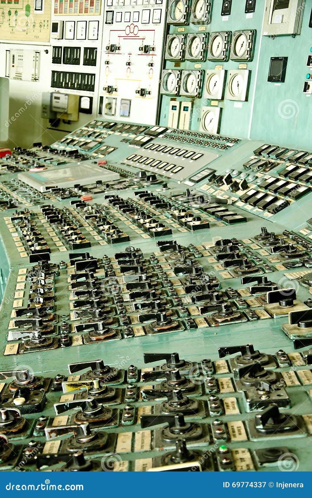 Old control room editorial photography. Image of network - 69774337