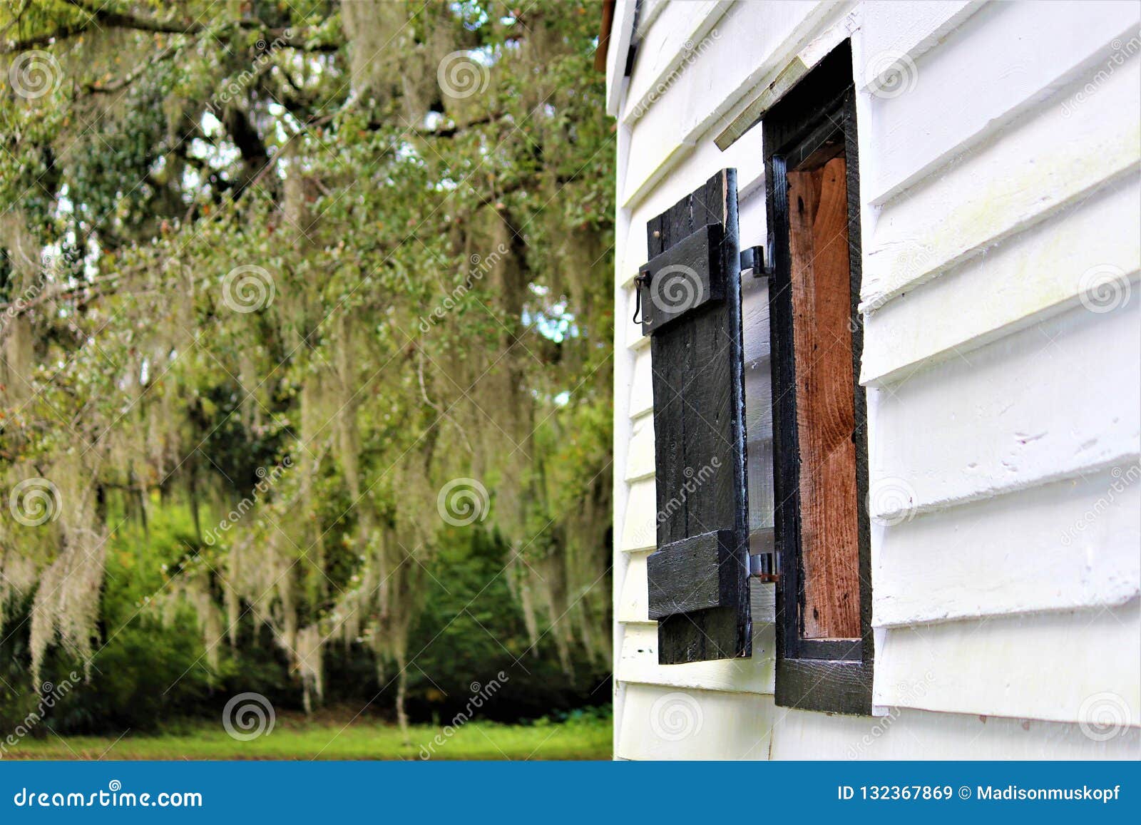 Old Cottage Window stock image. Image of american, vintage - 132367869